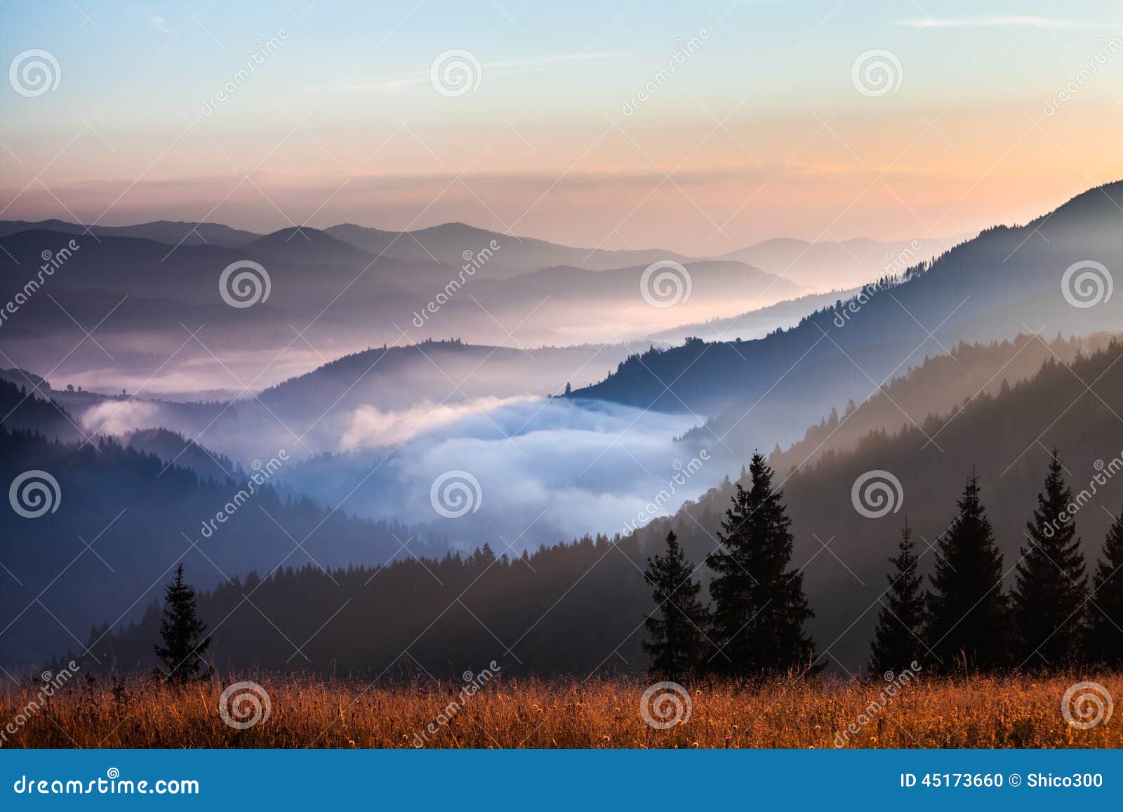 Het Landschap Van De De Bergvallei Van De Mist En Van De Wolk Stock ...