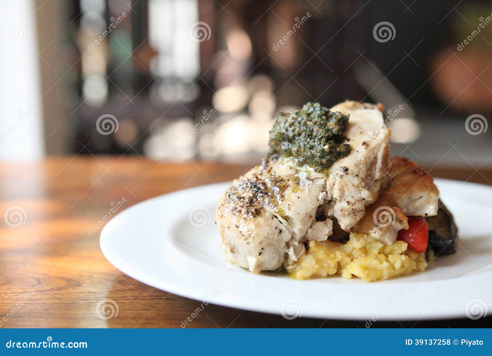 Het Lapje Vlees Van De Kip Met Groenten Stock Foto - Image of dineren ...