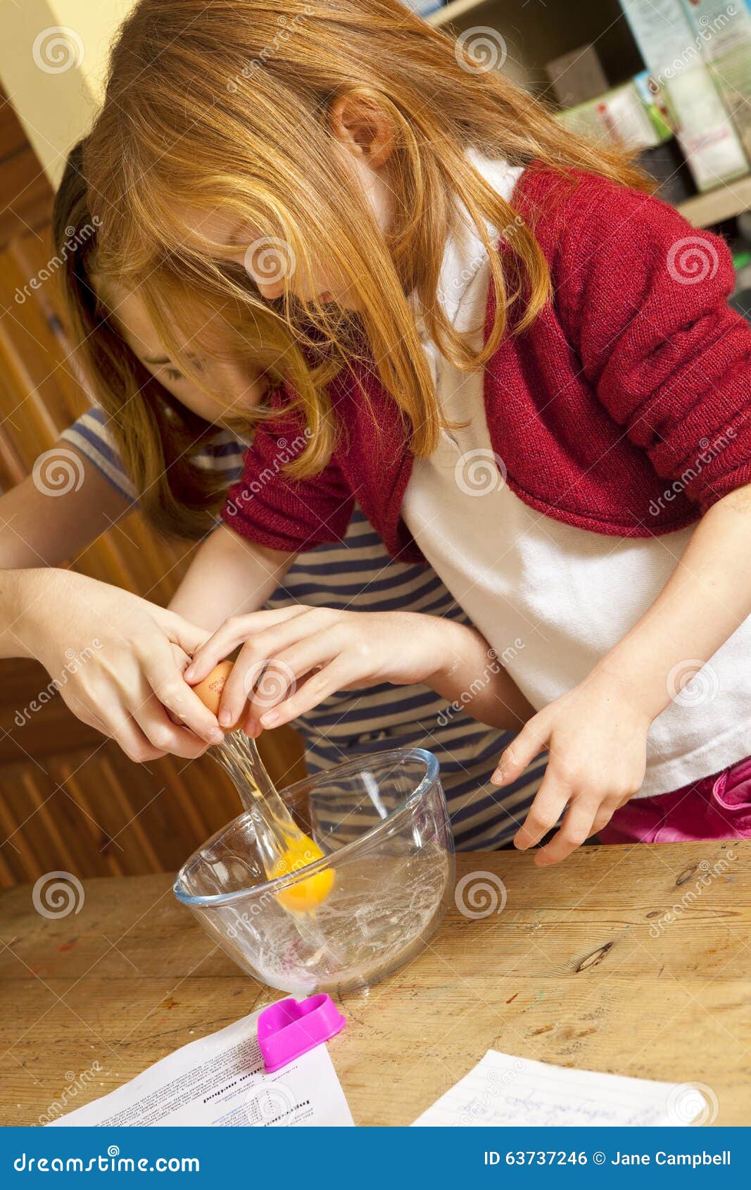 Het Leren Om Een Ei Te Breken Stock Foto - Image of viering, peperkoek ...