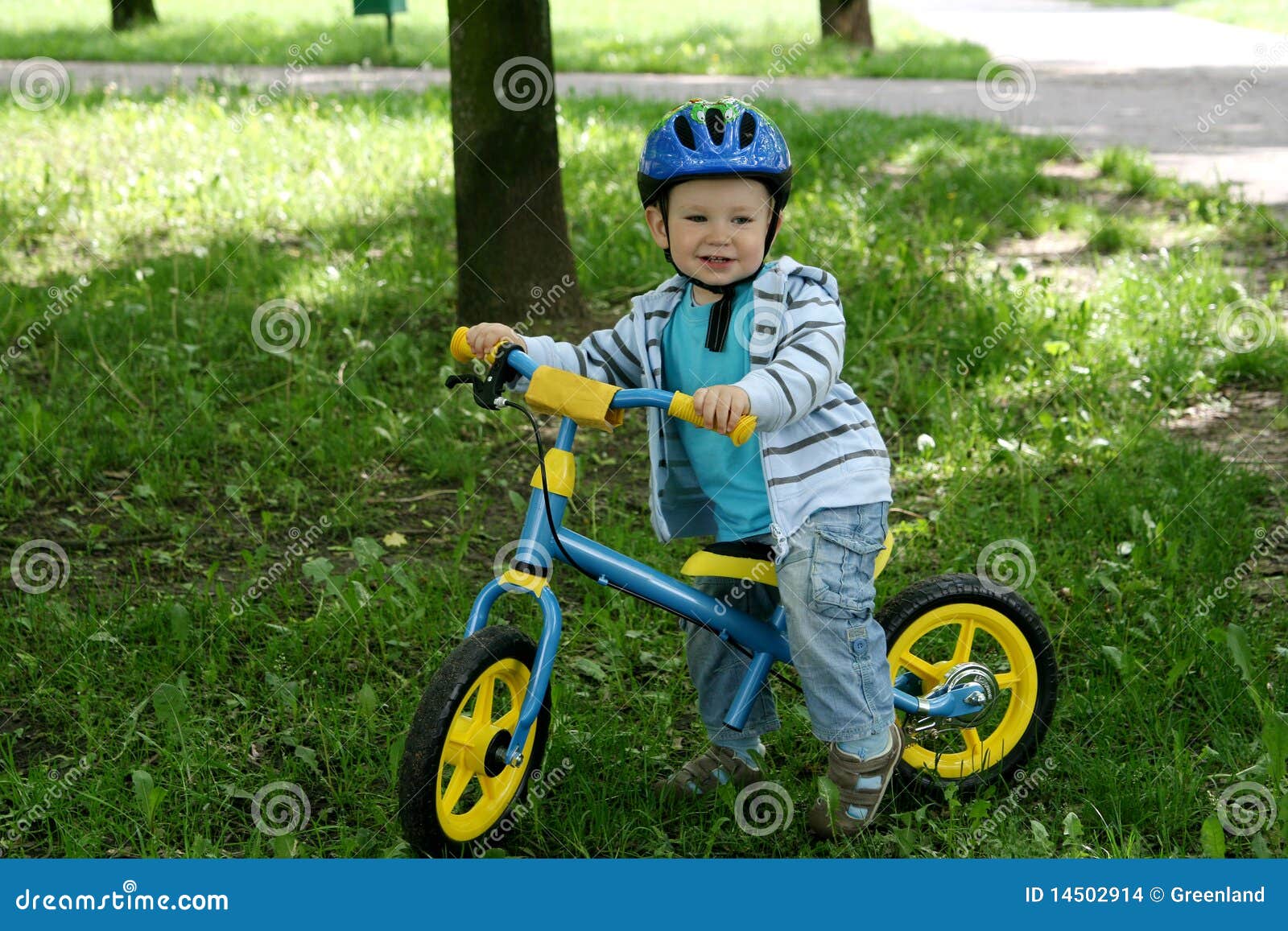 Het Leren Om Op Een Eerste Fiets Te Berijden Stock Foto - Image of spel ...