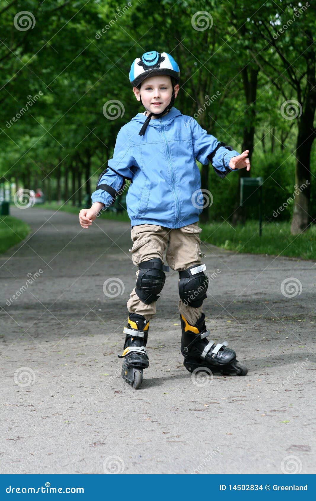 Het Leren Om Op Rollerblades Te Berijden Stock Foto - Image of gelukkig ...