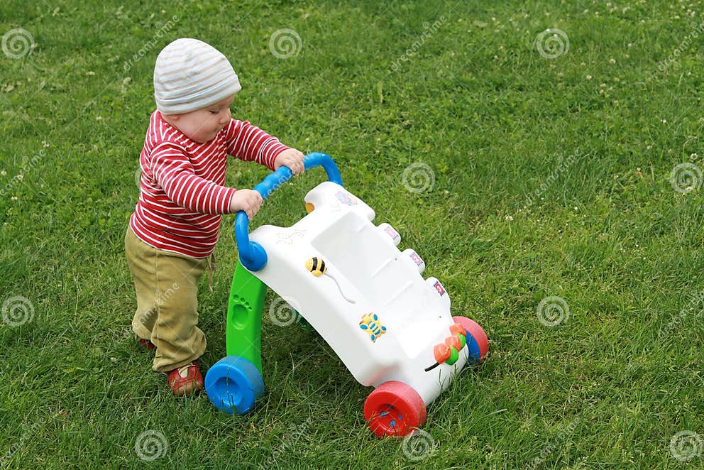 Het Leren Te Lopen - Eerste Stappen Stock Afbeelding - Image of maanden ...