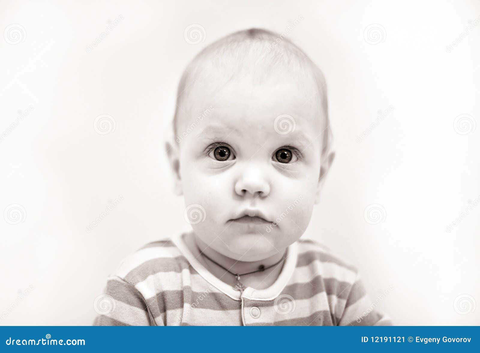 Het Leuke Ernstige Kind Met Ogen Brede Open Kijkt Strai Stock ...