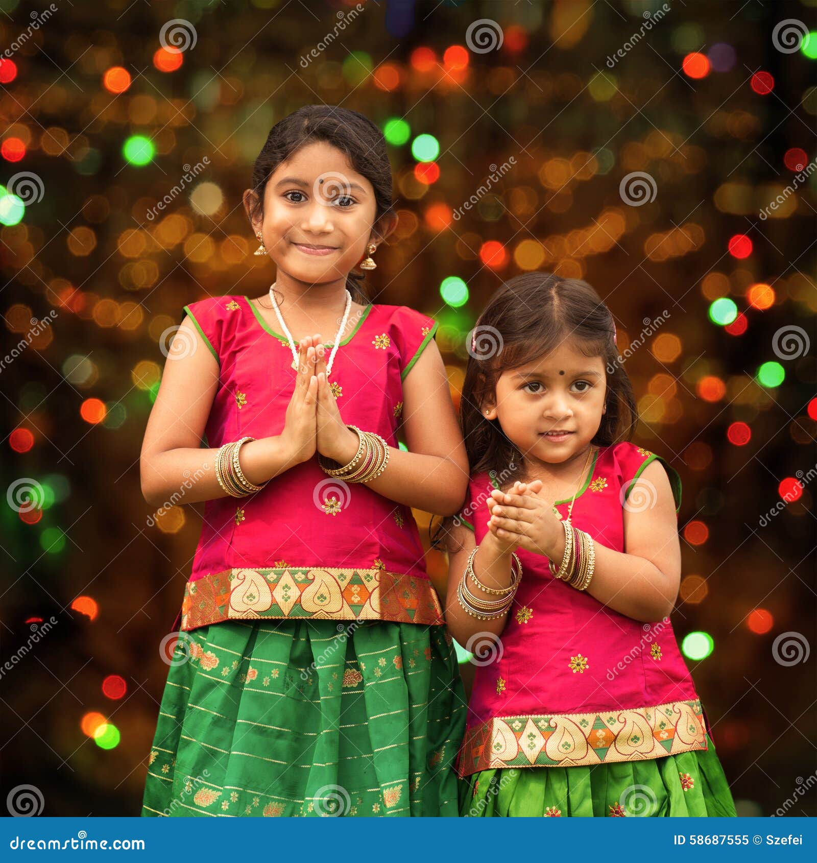 Het Leuke Indische Meisjes Begroeten Stock Afbeelding - Image of ...