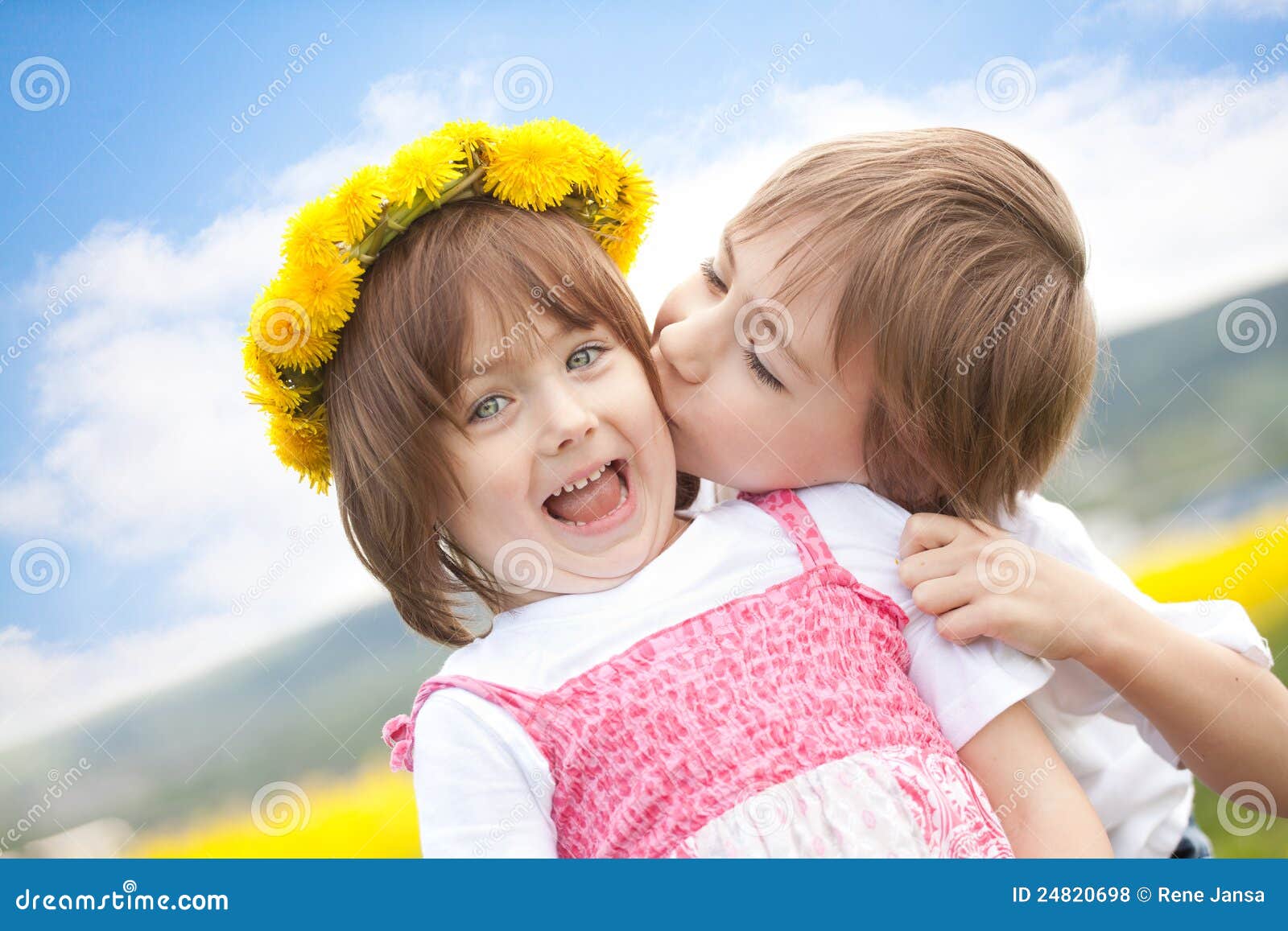 Het Leuke Jonge Kinderen Kussen Stock Foto - Image of wolkenkraam ...