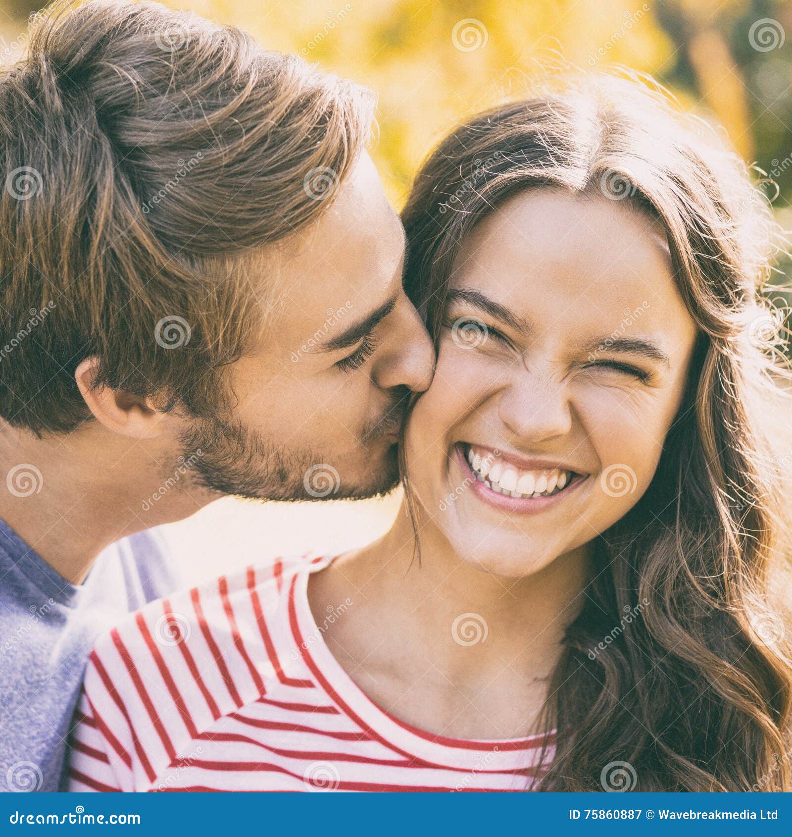 Het Leuke Paar Kussen in Het Park Stock Afbeelding - Image of paar ...