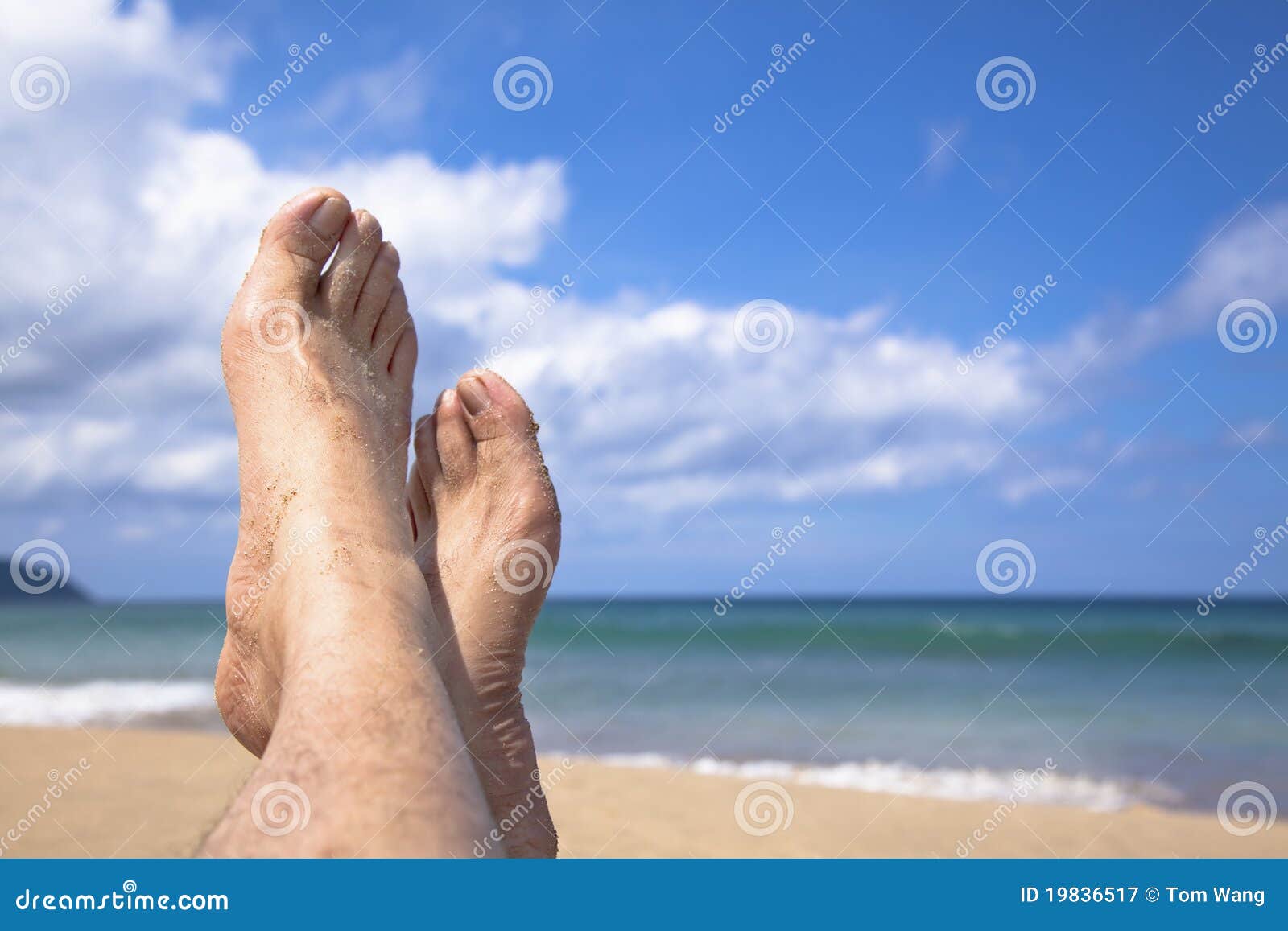 Het Liggen Op Het Strand Dat Op Mijn Voeten Let Stock Afbeelding ...