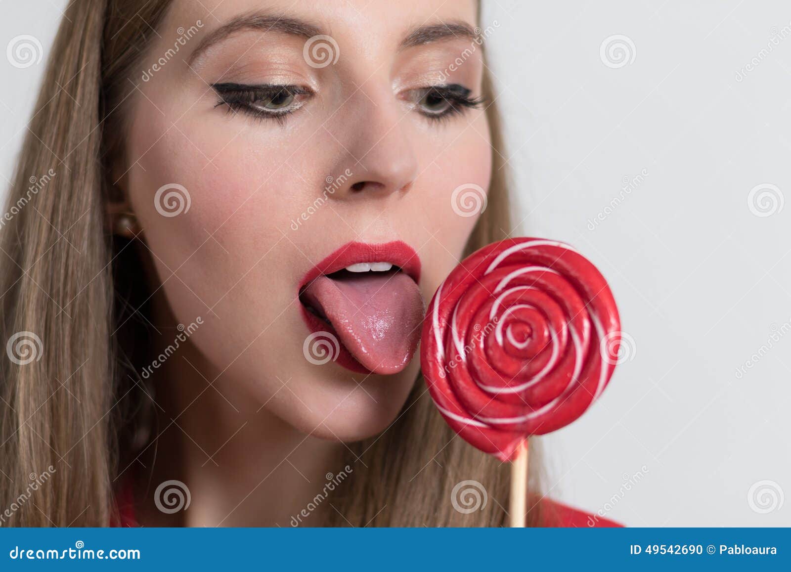 Het Likken Van Een Rode Lolly Stock Foto Image Of Bedrijf Kleding