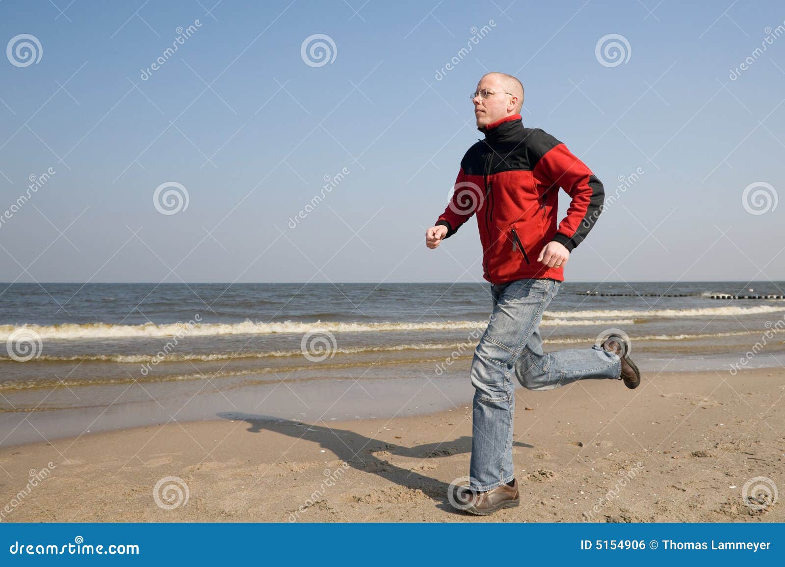 Het lopen stock foto. Image of rood, vrijheid, looppas - 5154906