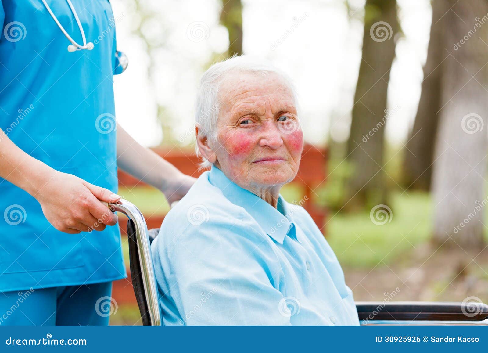 Het Lopen Met Een Bejaarde Dame In Rolstoel Stock Foto Image Of