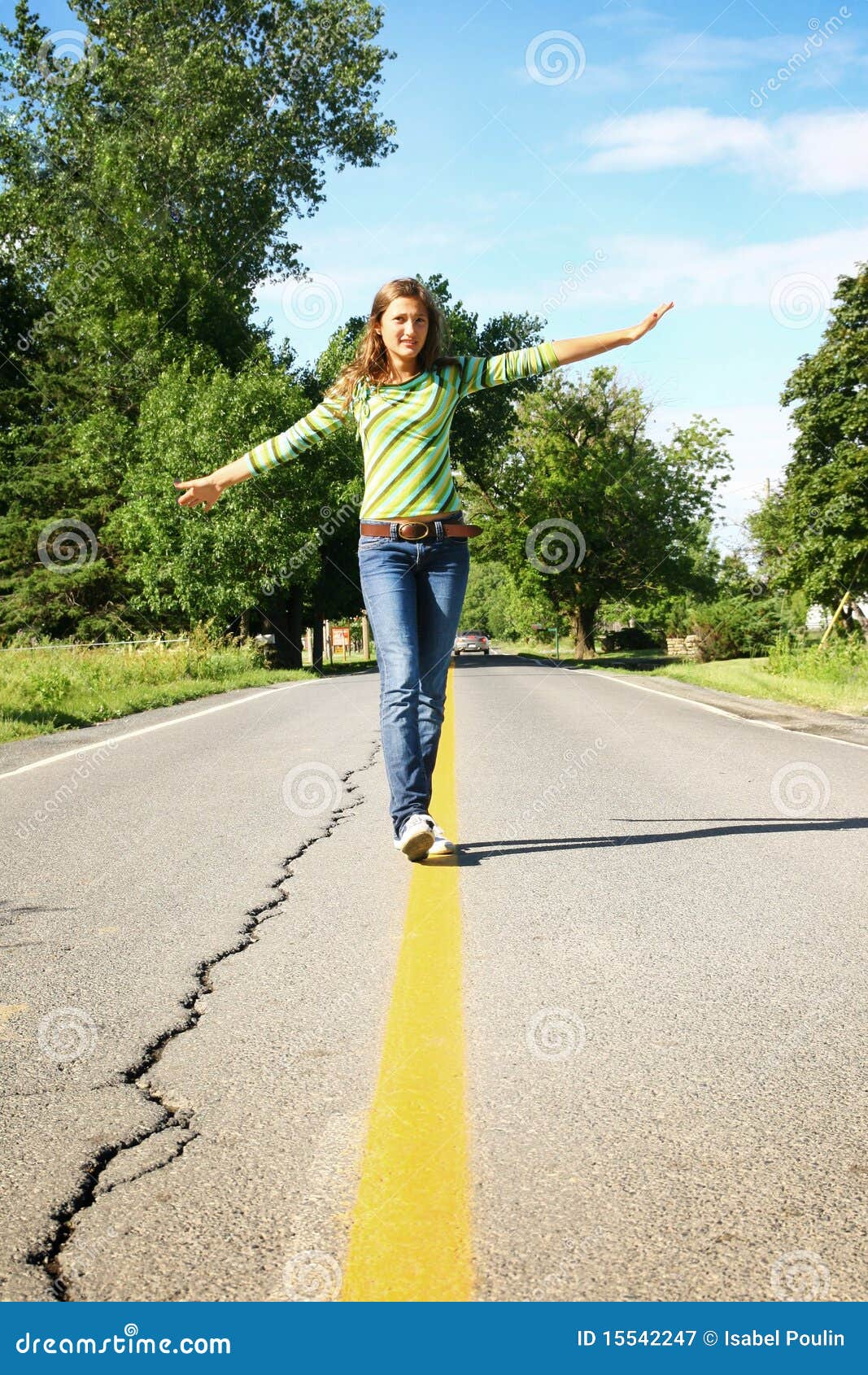 Het lopen op de lijn stock afbeelding. Image of landelijk - 15542247