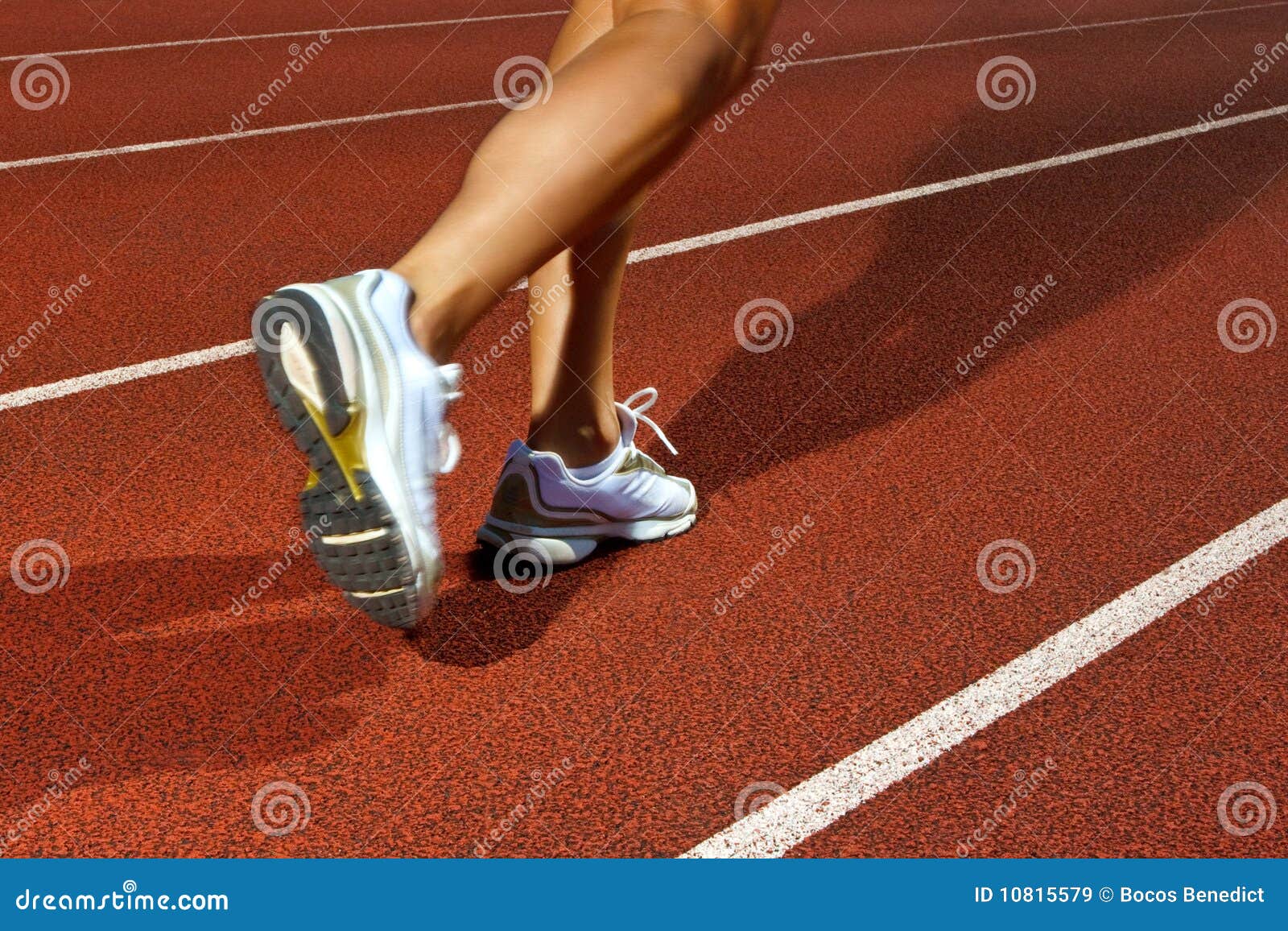Het Lopen Op Een Spoor - Dynamisch Beeld Stock Afbeelding - Image of ...