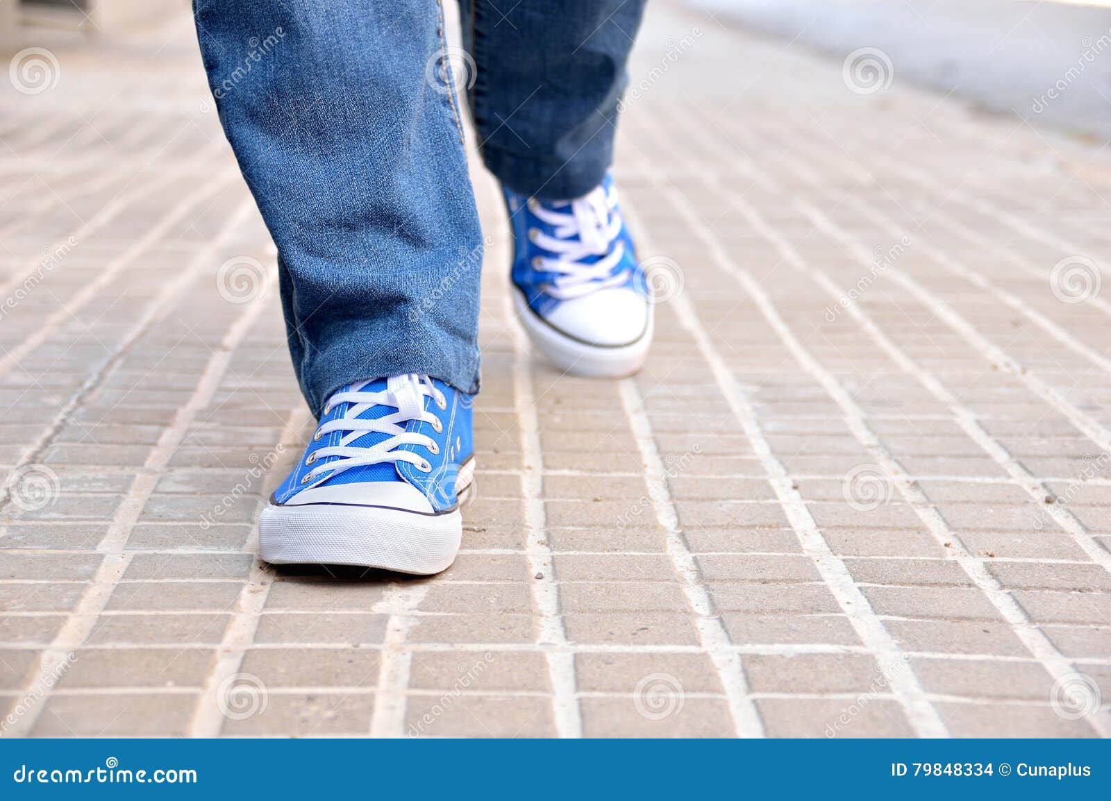 Het lopen rond de stad stock foto. Image of bestrating - 79848334