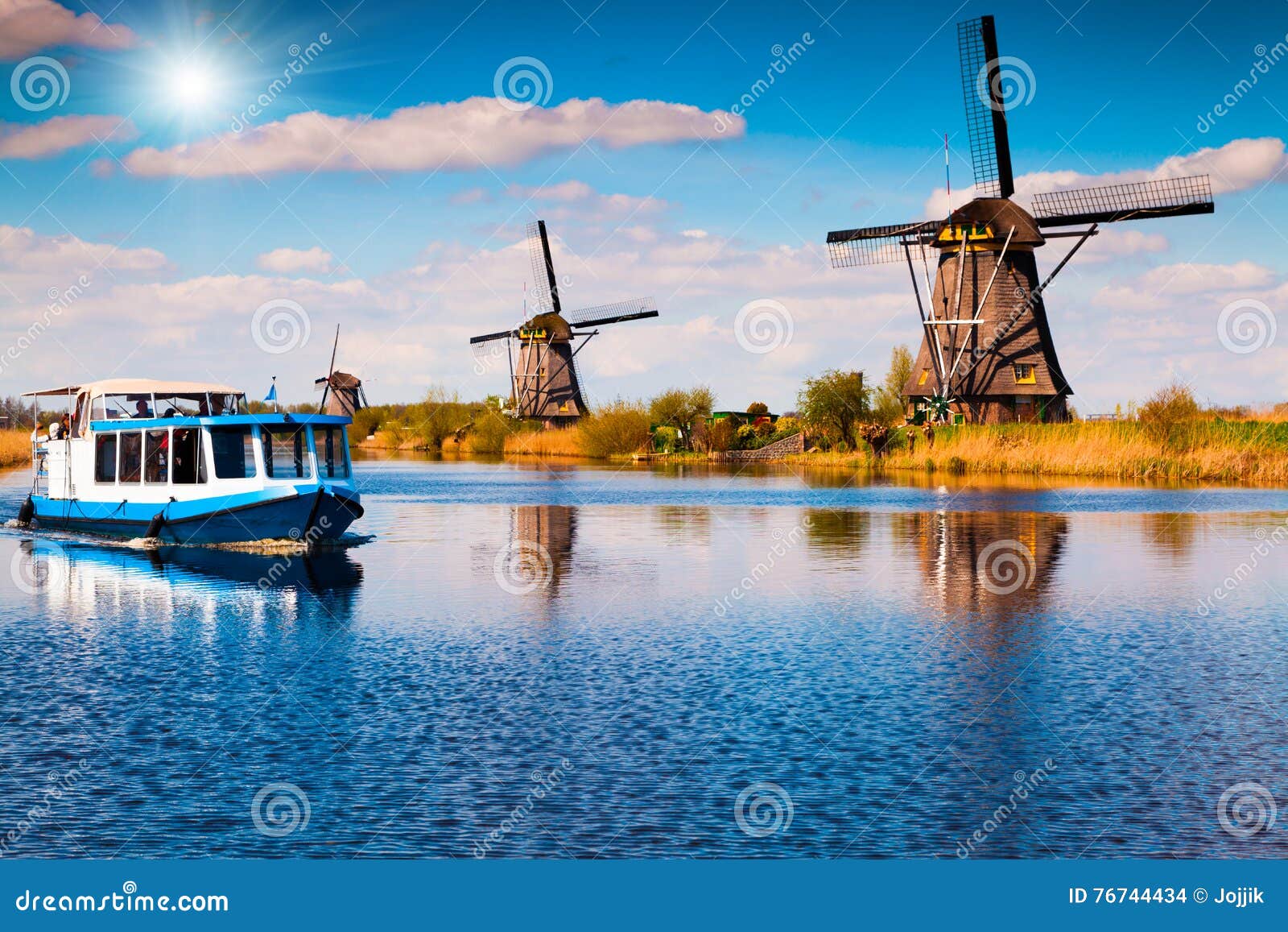 Het Lopen Van Boot Op Het Beroemde Kinderdijk-kanaal Met Windmolens ...