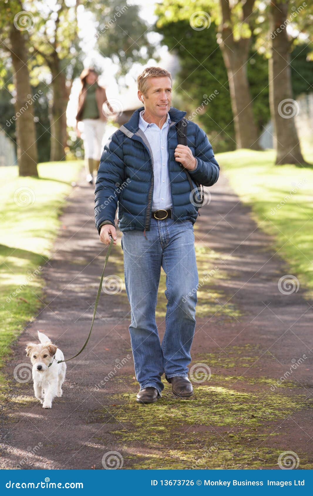 Het Lopen Van De Mens Hond in Het Park Van De Herfst Stock Foto - Image ...