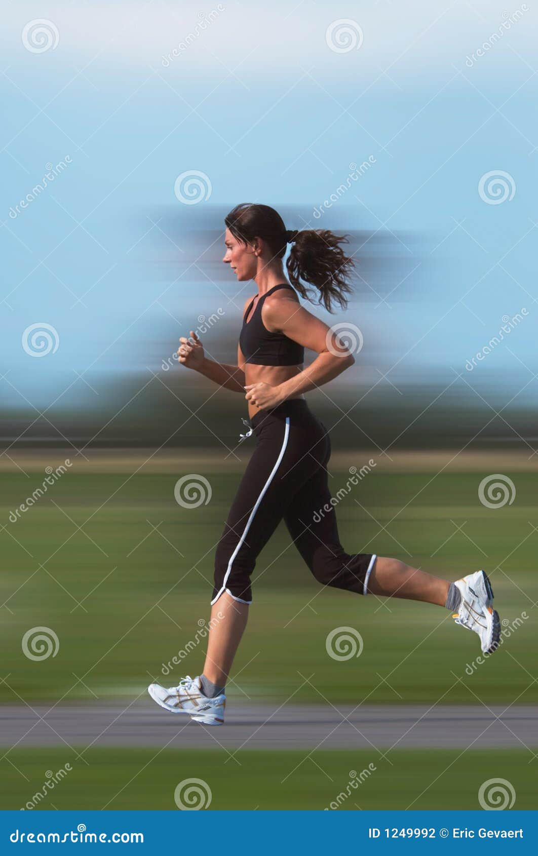 Het lopen van de vrouw stock foto. Image of buiten, trein - 1249992