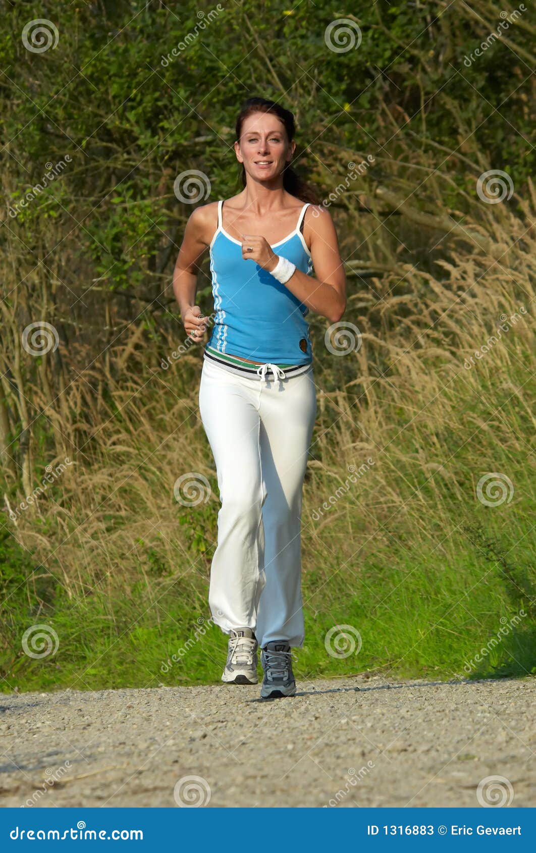 Het lopen van de vrouw stock afbeelding. Image of oefening - 1316883