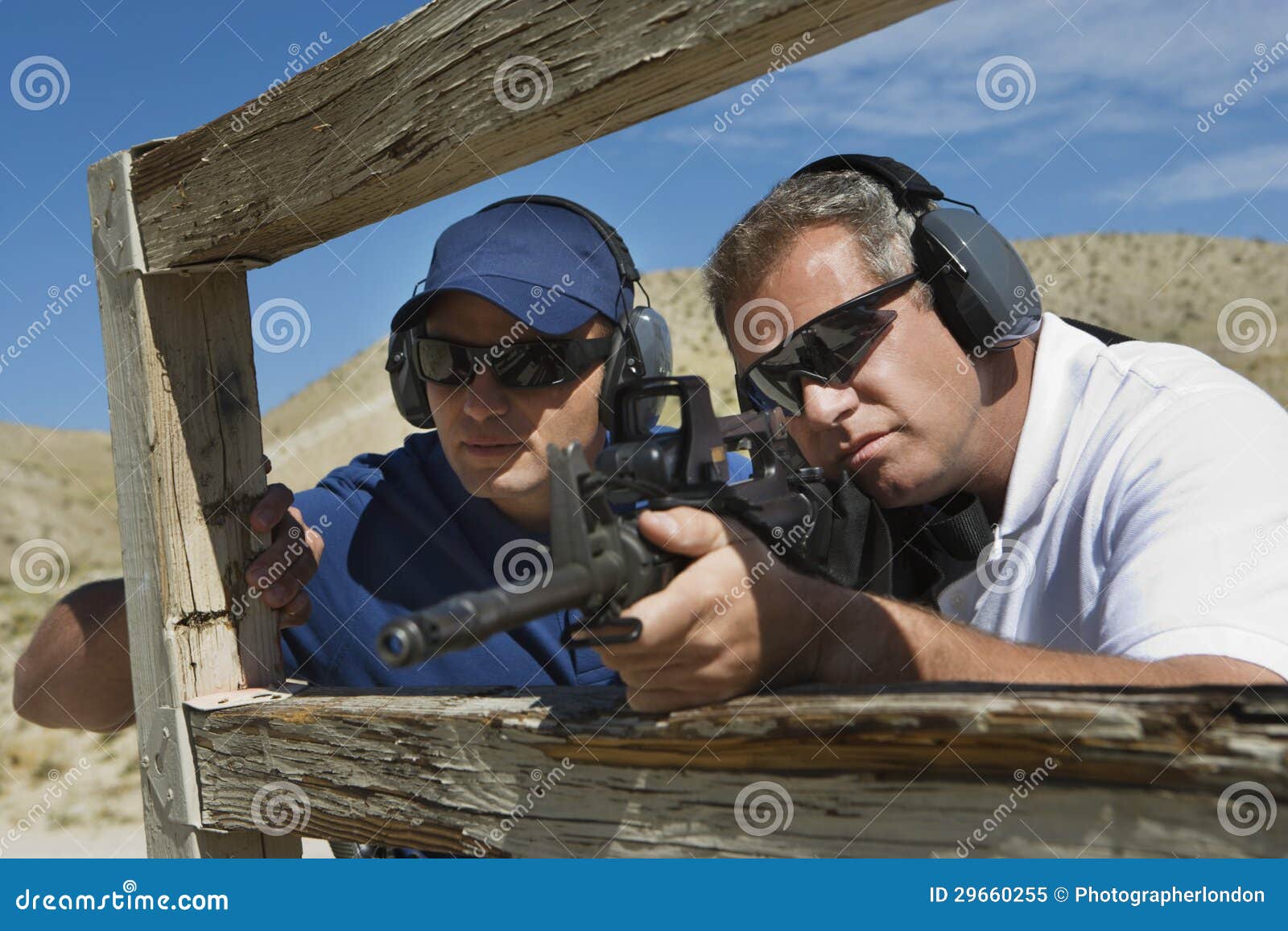 Het Machinegeweer Van Instructeurswith Man Aiming Stock Afbeelding ...