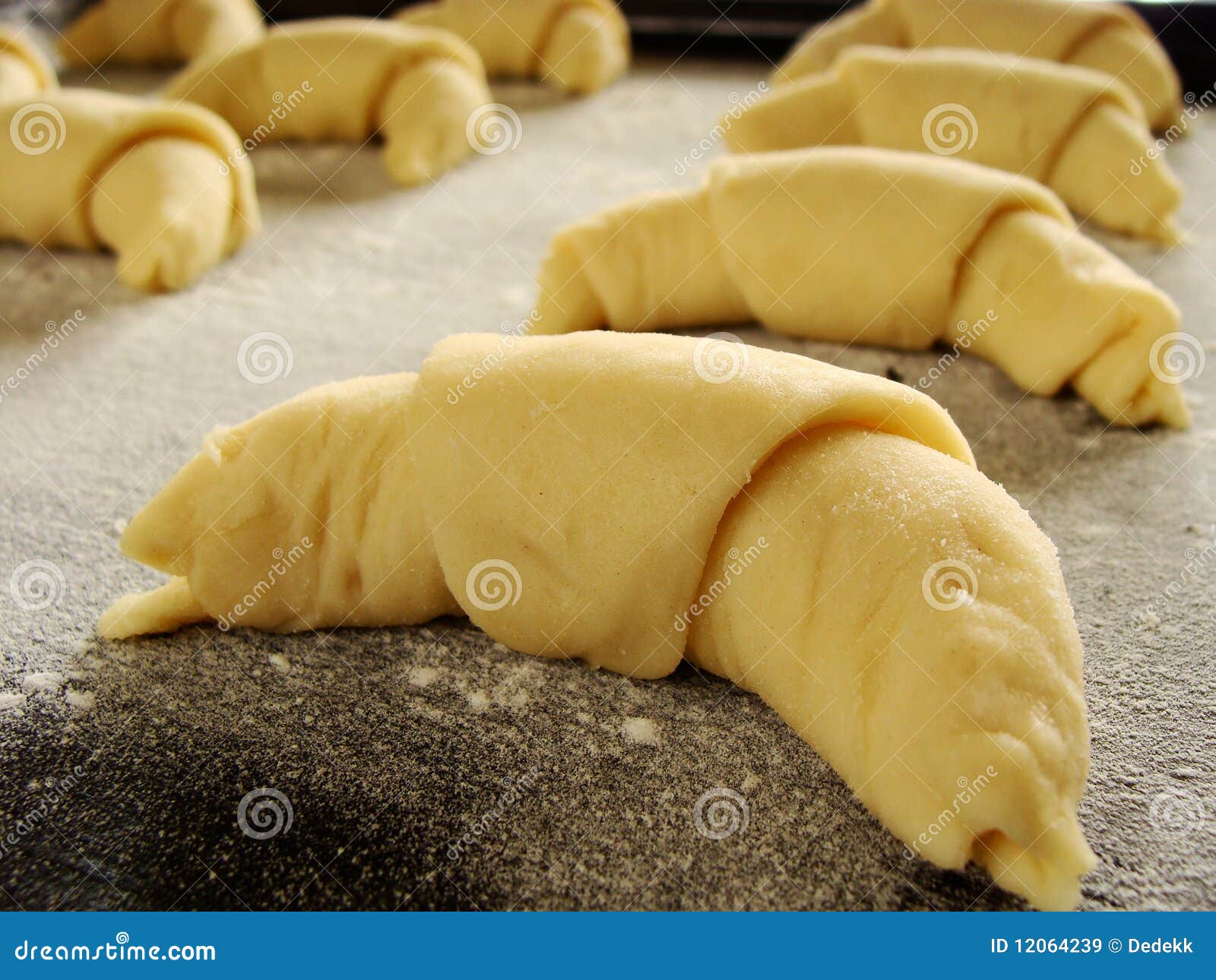Het maken van croissant stock afbeelding. Image of industrie - 12064239