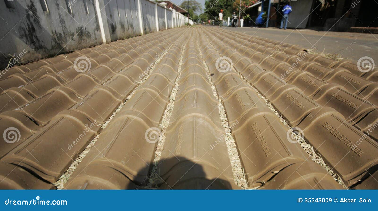 Het maken van daktegel redactionele stock afbeelding. Image of ...