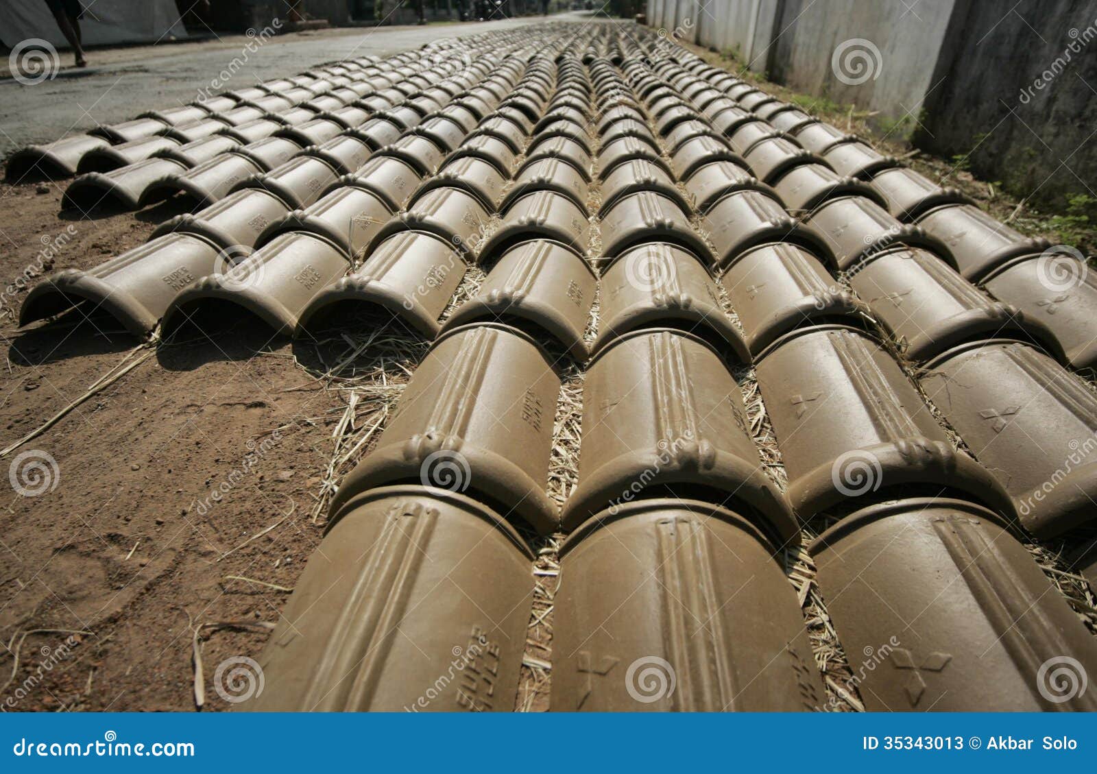 Het maken van daktegel redactionele stock foto. Image of arbeider ...