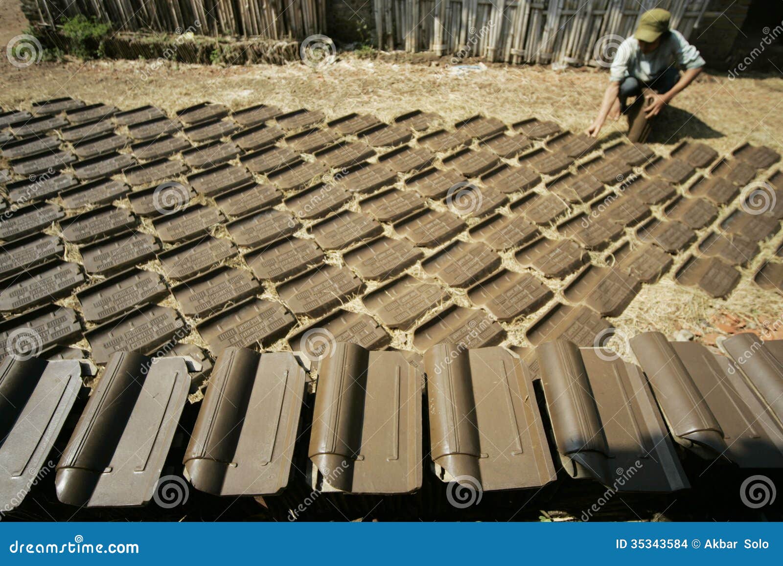 Het maken van daktegel redactionele stock afbeelding. Image of ...