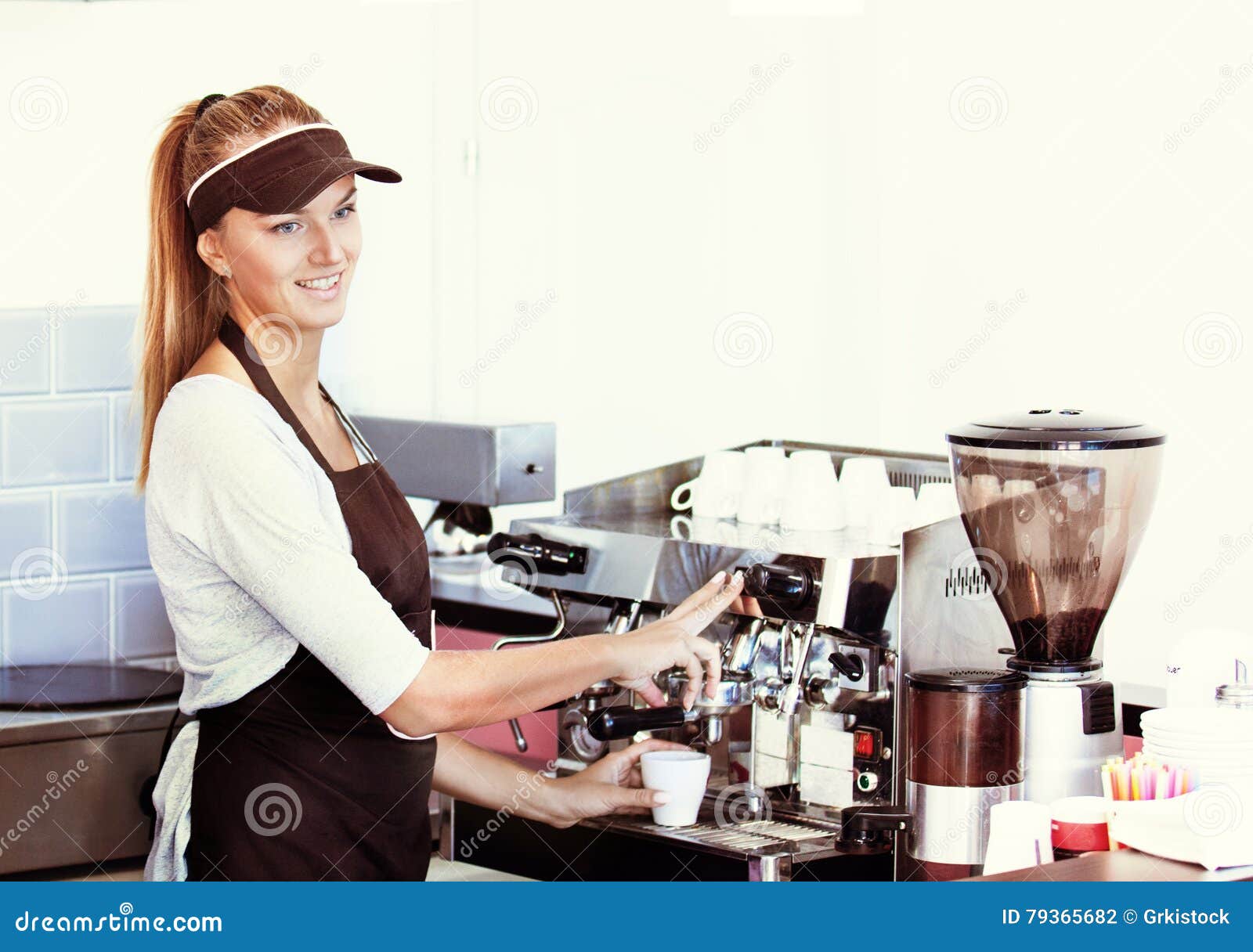 Het Maken Van Espresso in Koffiewinkel Stock Foto - Image of koffie ...
