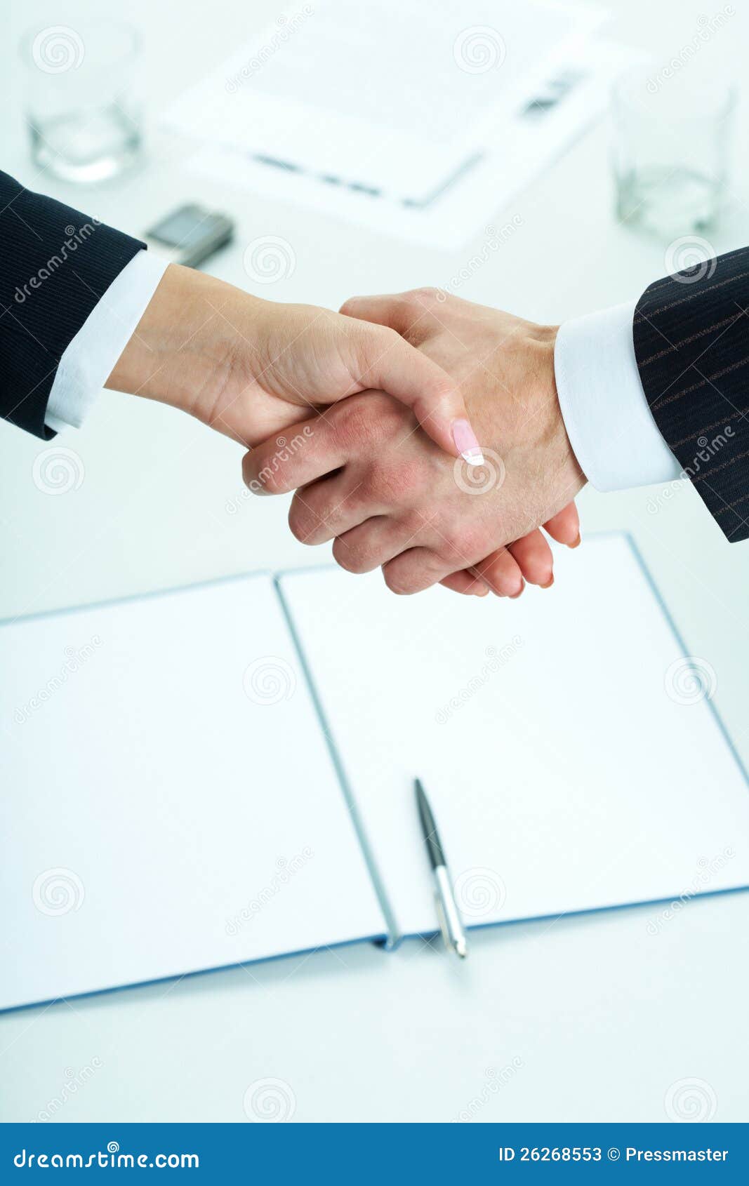 Het maken van overeenkomst stock afbeelding. Image of handenschudden ...