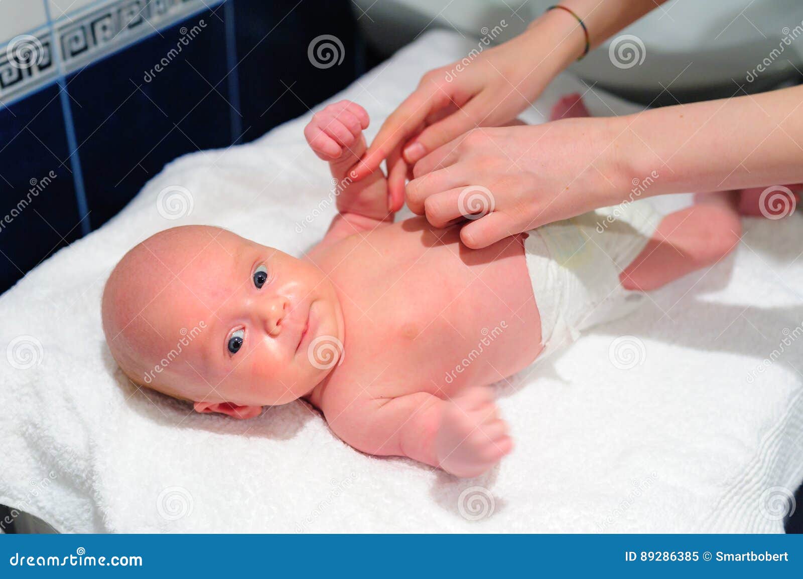 Het Mamma Zet Een Luier Op De Baby Stock Afbeelding - Image of schoon ...
