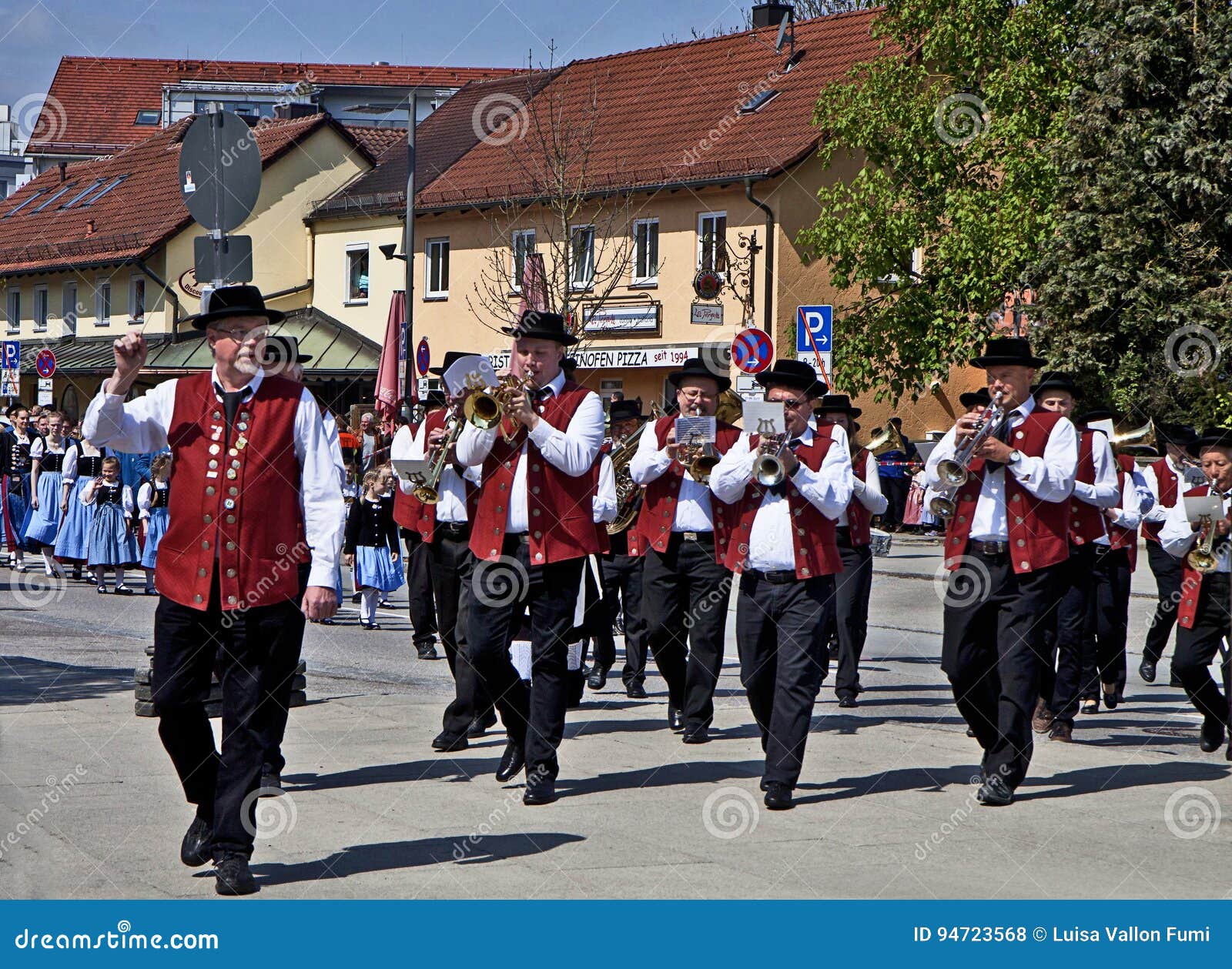 Het Marcheren Band in Traditionele Beierse Kostuums Redactionele Stock ...