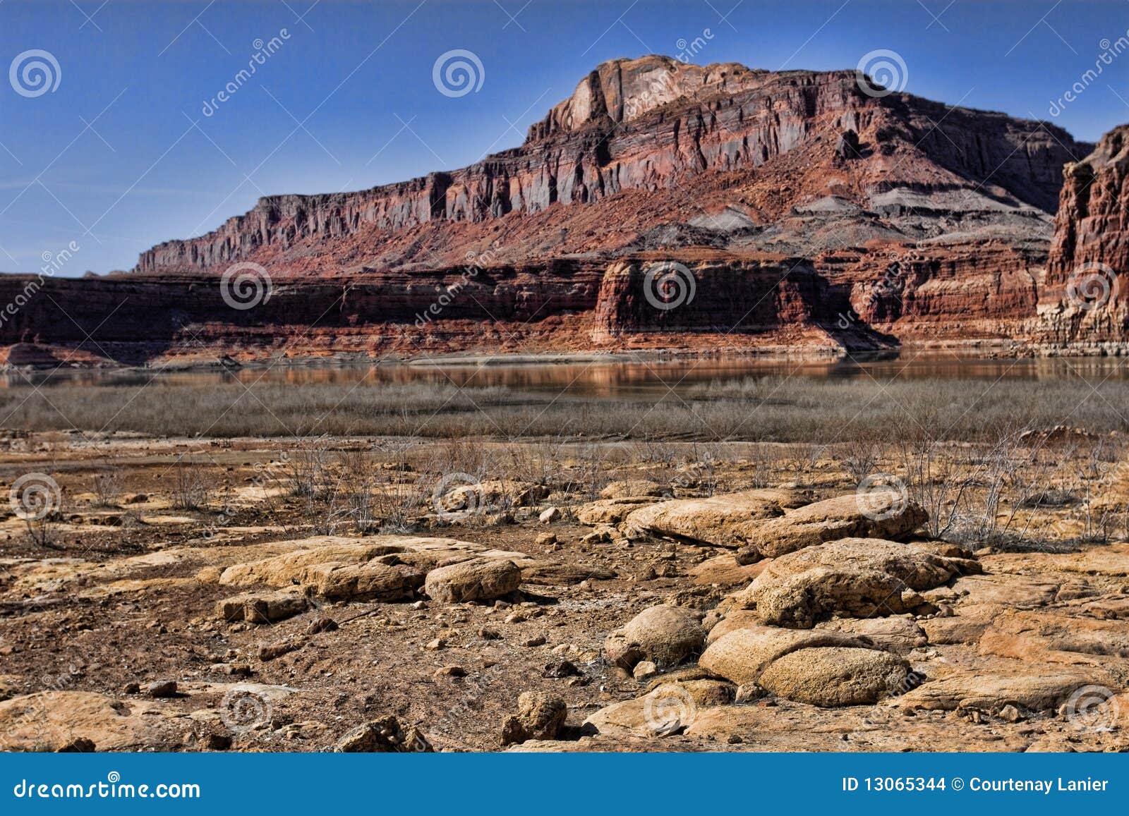 Het Meer van de woestijn stock foto. Image of nieuw, powell - 13065344