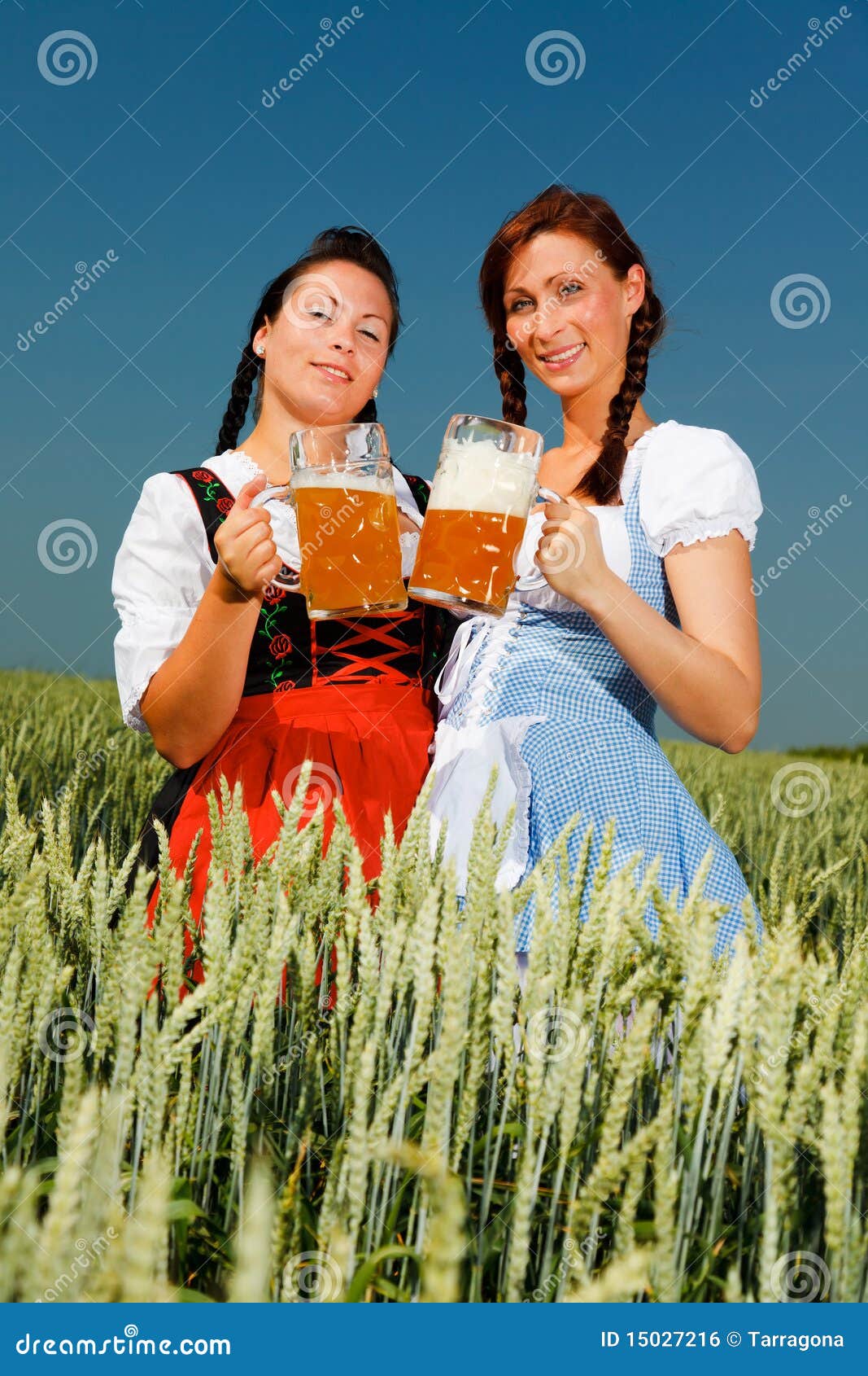Het Meest Oktoberfest Het Bier Van Dirndl Stock Foto - Image of bier ...