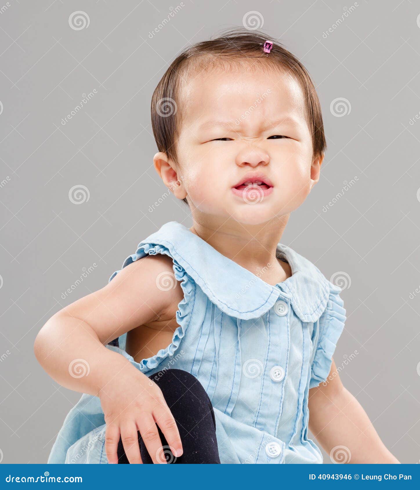 Het Meisje Dat Van De Baby Grappig Gezicht Maakt Stock Foto - Image of ...