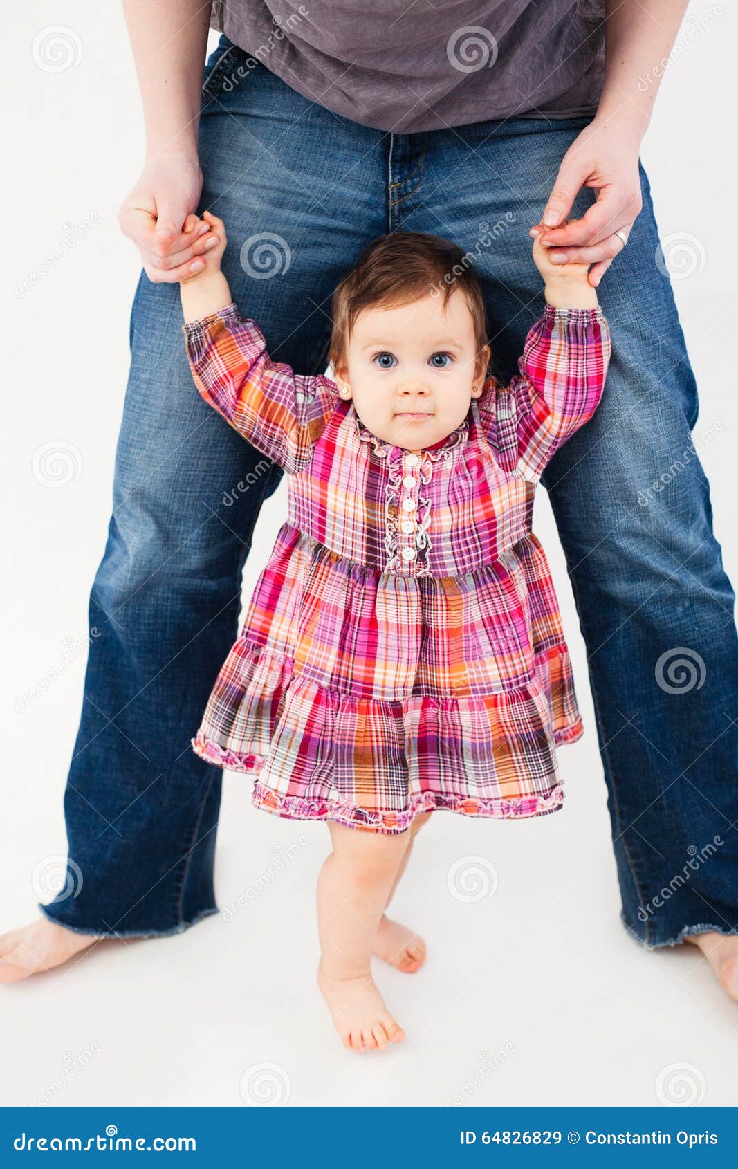 Het Meisje Dat Van De Baby Leert Te Lopen Stock Afbeelding - Image of ...