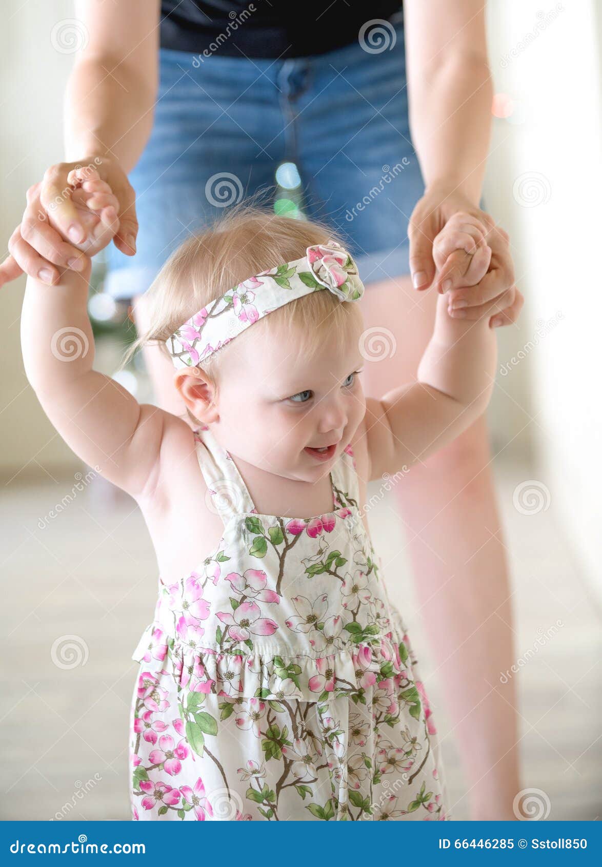 Het Meisje Dat Van De Baby Leert Te Lopen Stock Afbeelding - Image of ...