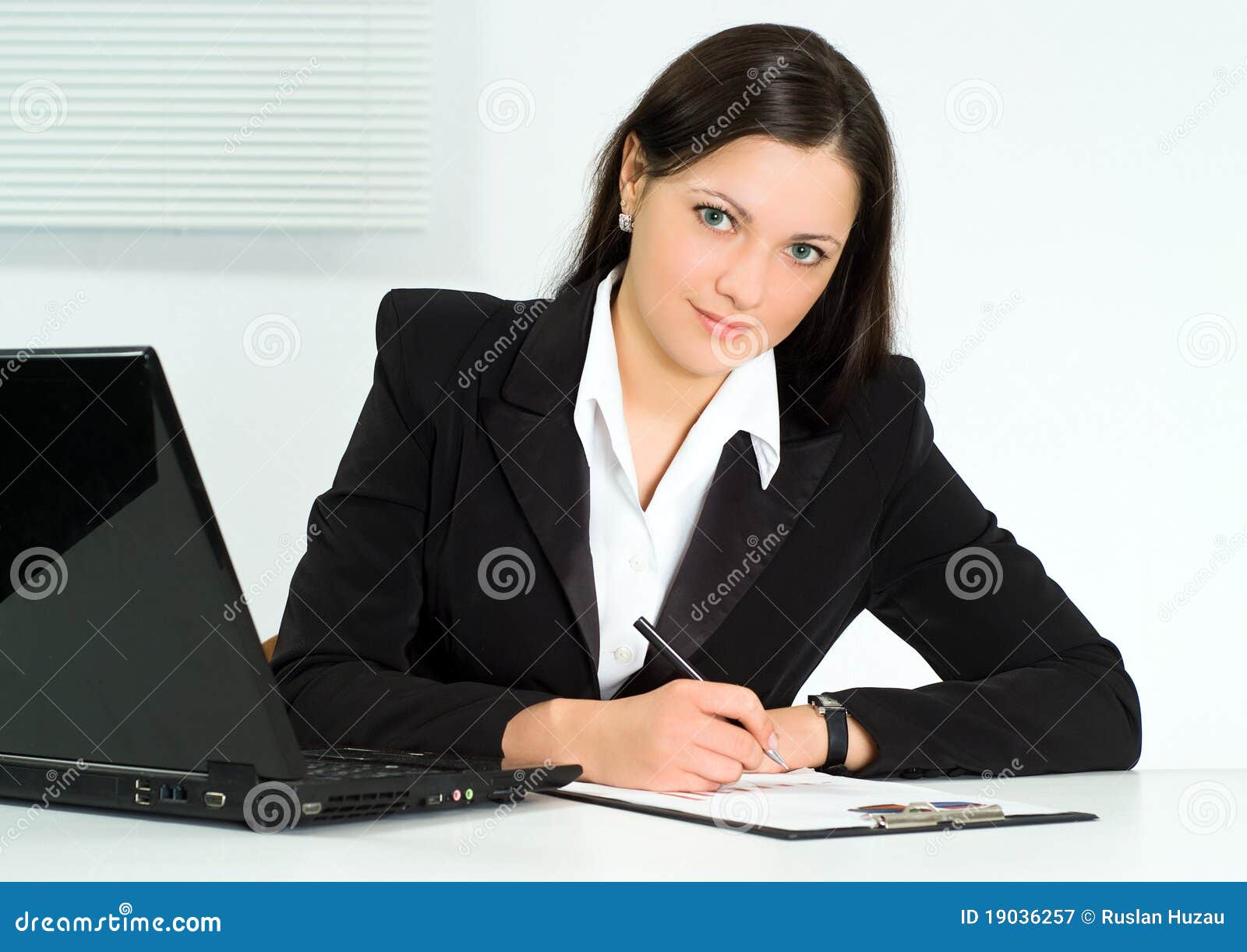 Het Meisje Dat Van Nice in Het Bureau Werkt Stock Afbeelding - Image of ...