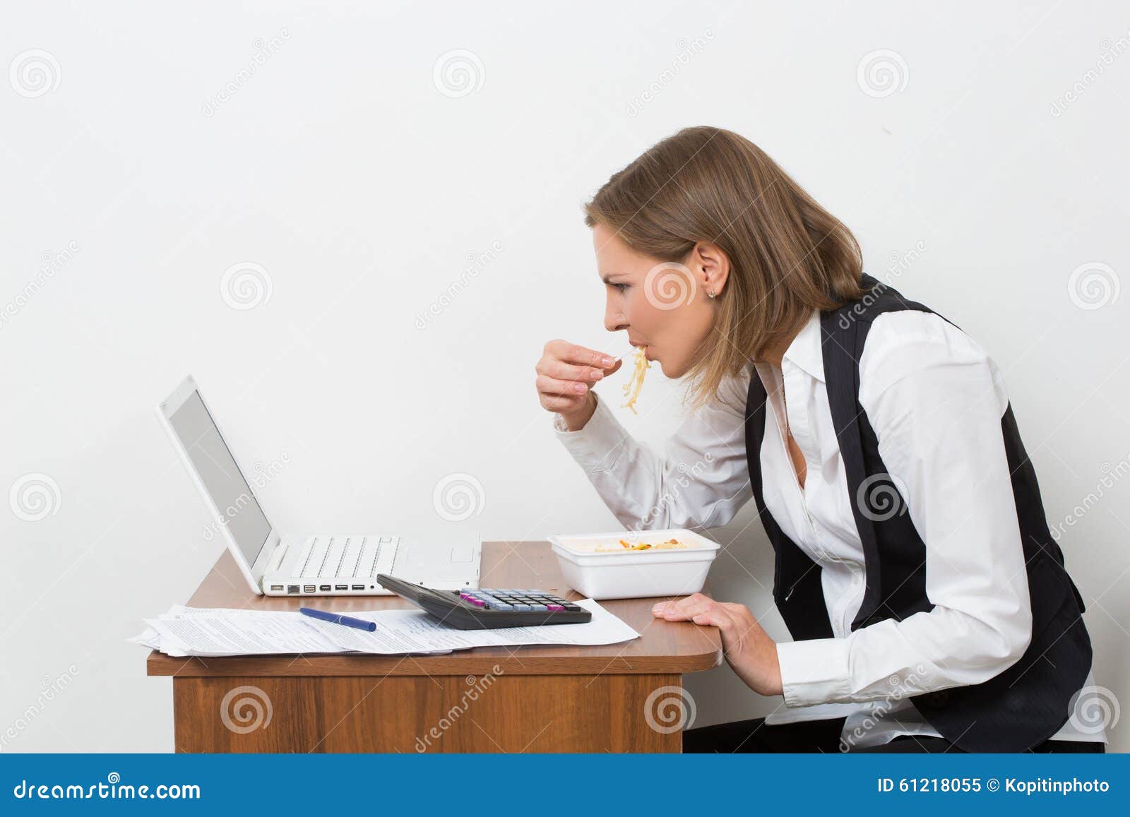 Het Meisje Eet Deegwaren, Die Achter Laptop Werken Stock Afbeelding ...