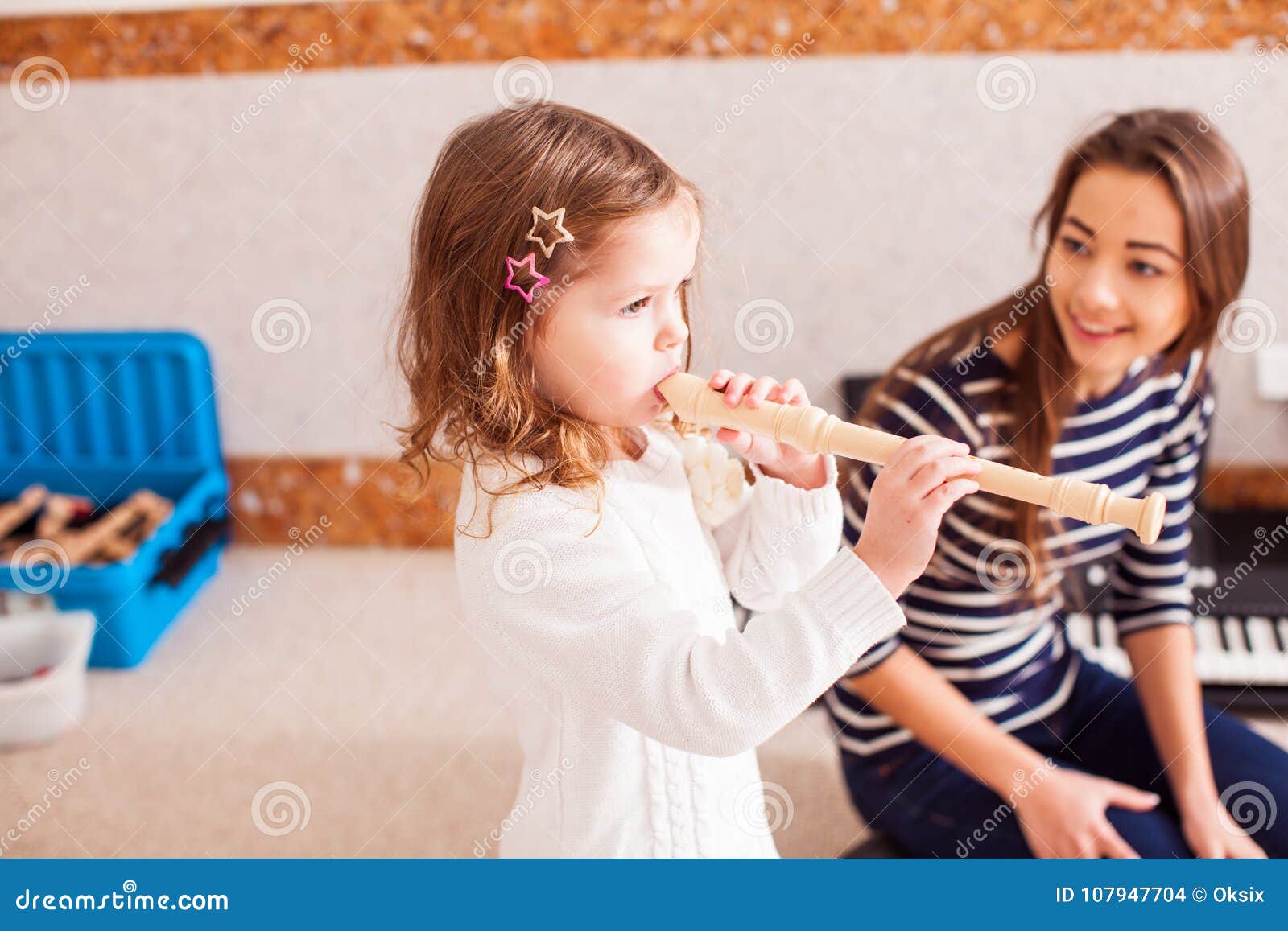 Het Meisje Om Op De Fluit Te Spelen Stock Foto - Image of hobby, pijp ...