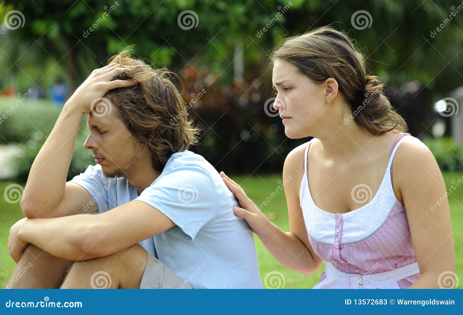 Het meisje troost jongen stock afbeelding. Image of partner - 13572683