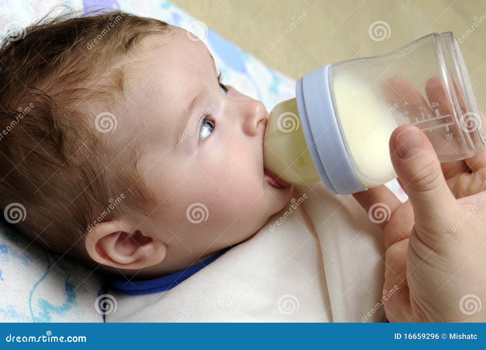 Het Meisje Van De Baby Het Drinken Melk Stock Foto - Image of pret ...