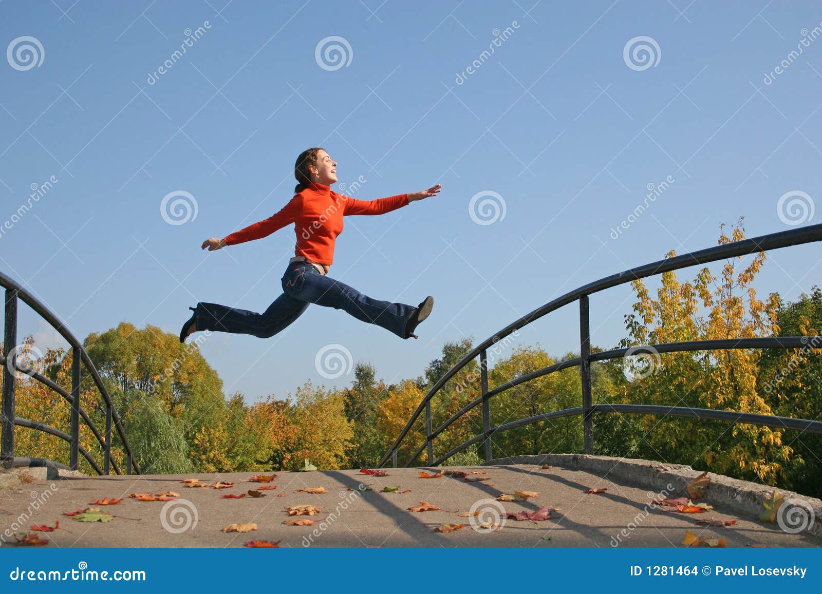 Het meisje van de sprong stock foto. Image of sprong, najaar - 1281464