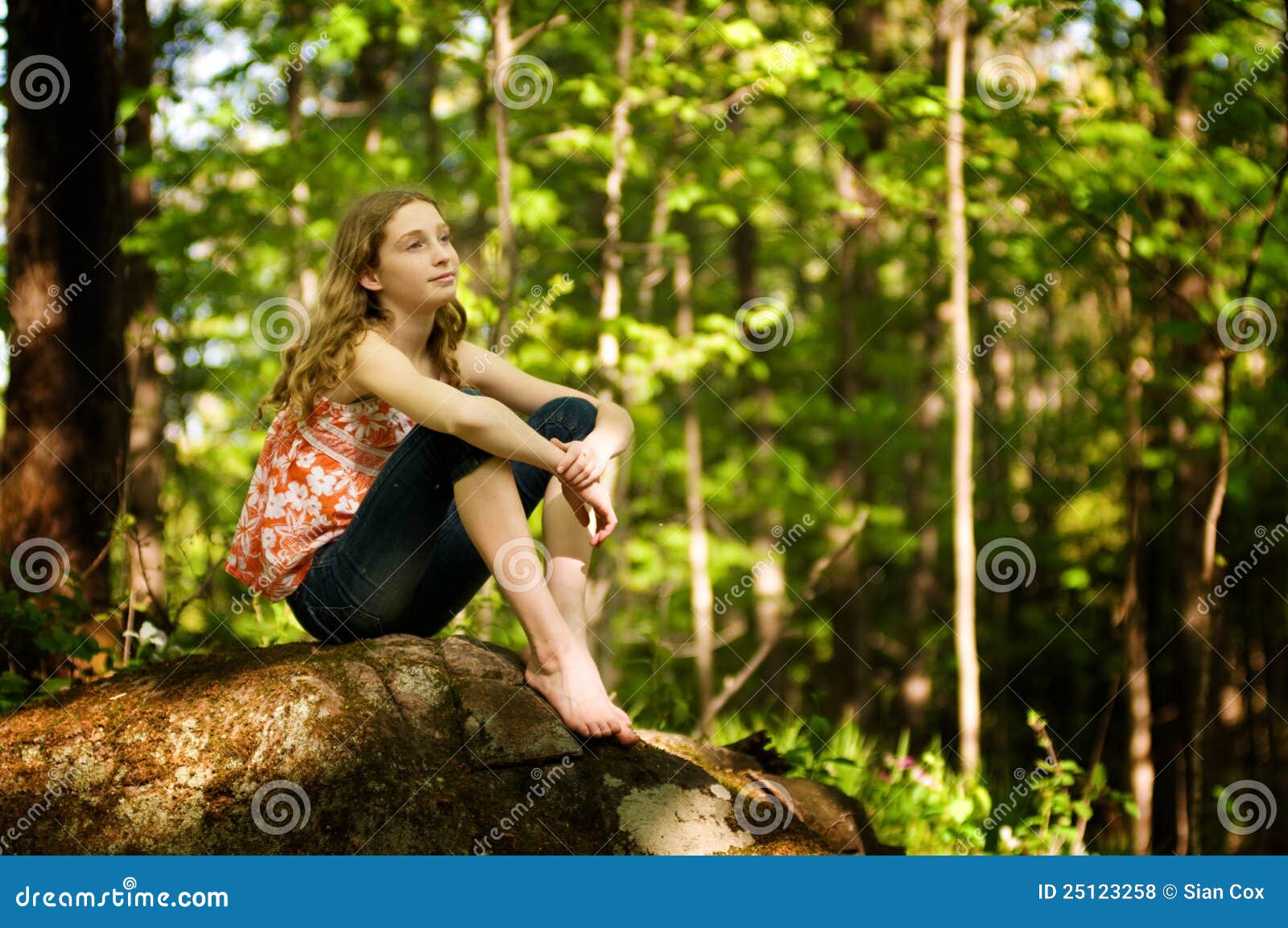 Het Meisje Van Het Dagdromen Stock Foto - Image of vrij, park: 25123258