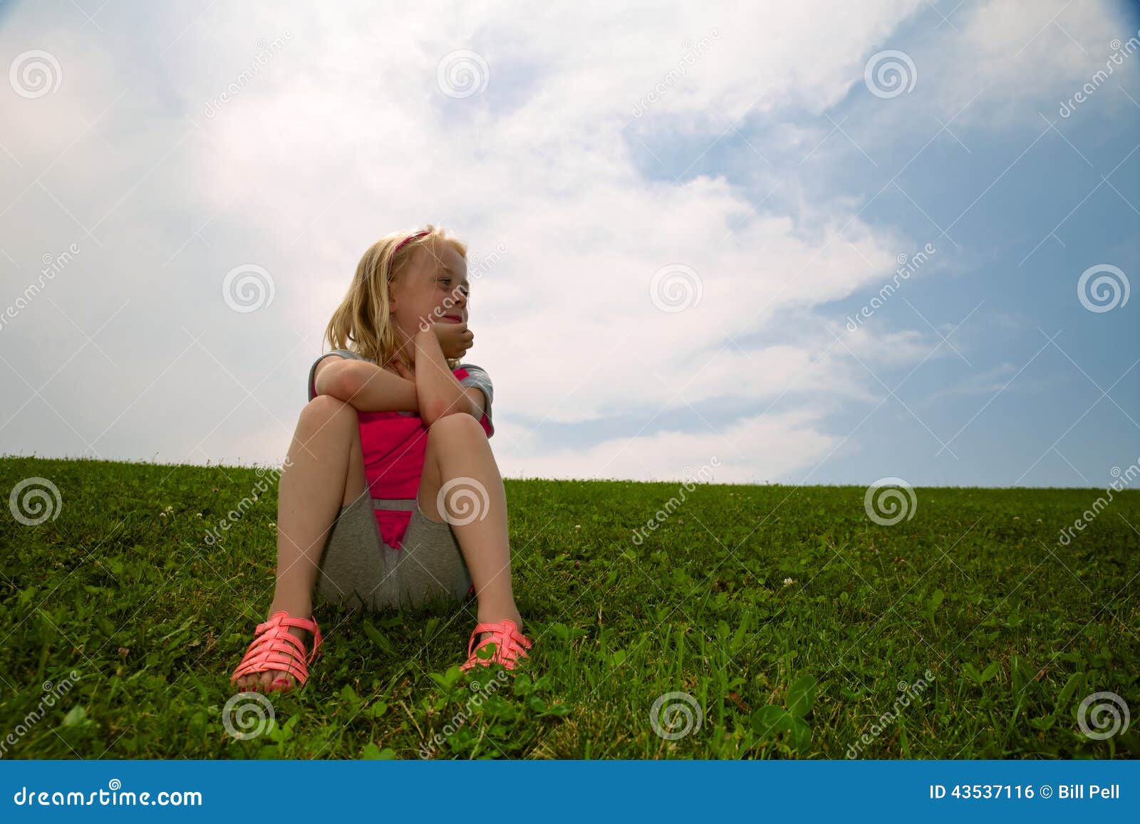 Het Meisje Van Het Dagdromen Stock Foto - Image of weinig, kind: 43537116