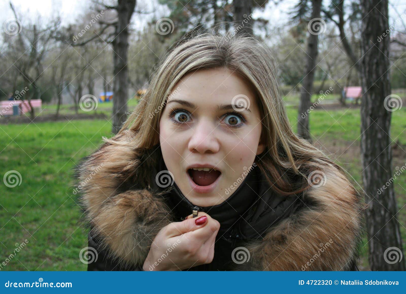 Het Meisje is Zeer Verbaasd Stock Foto - Image of spontaan ...