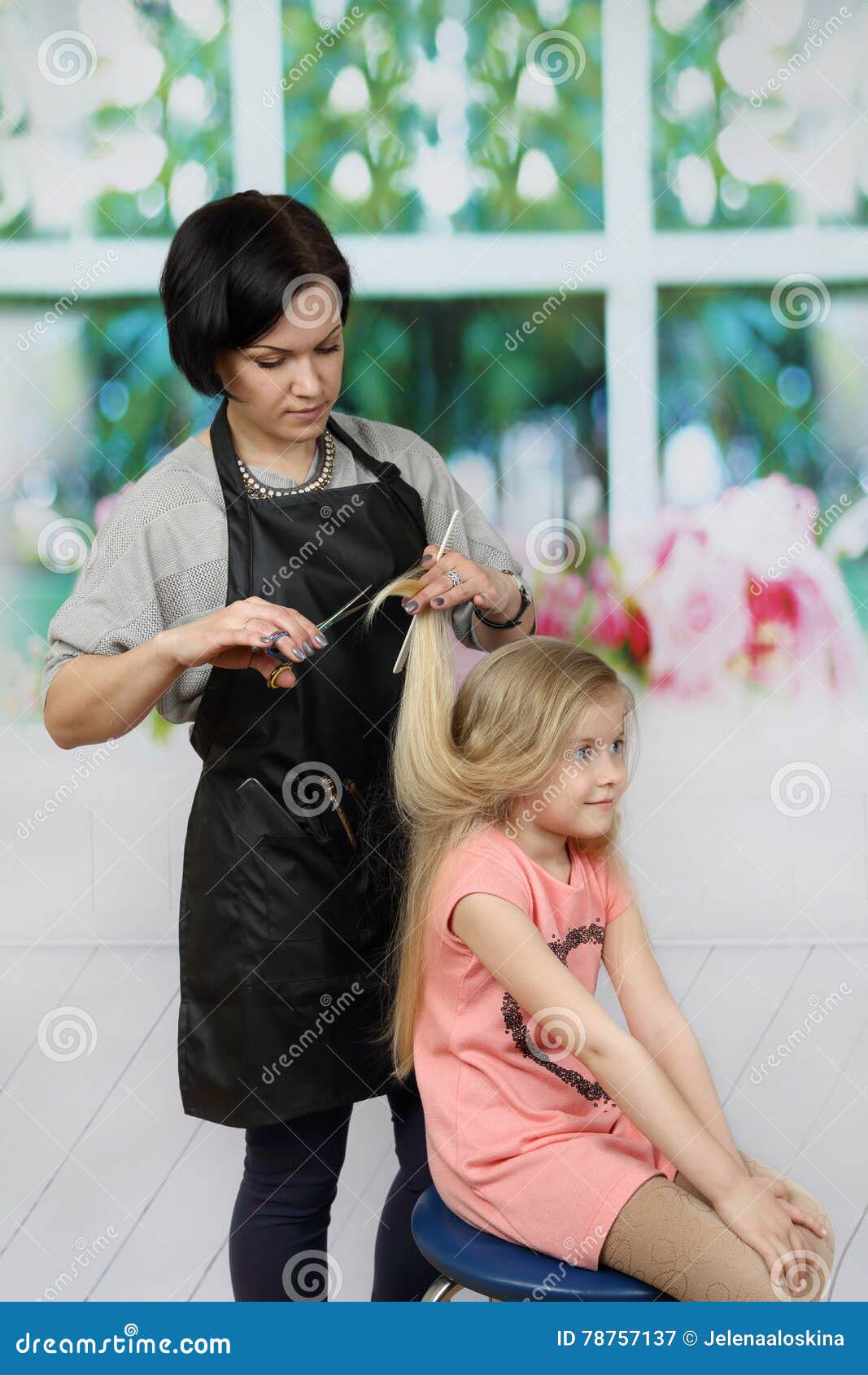 Het Meisjes Lang Haar Van Kapperbesnoeiingen Stock Afbeelding - Image ...