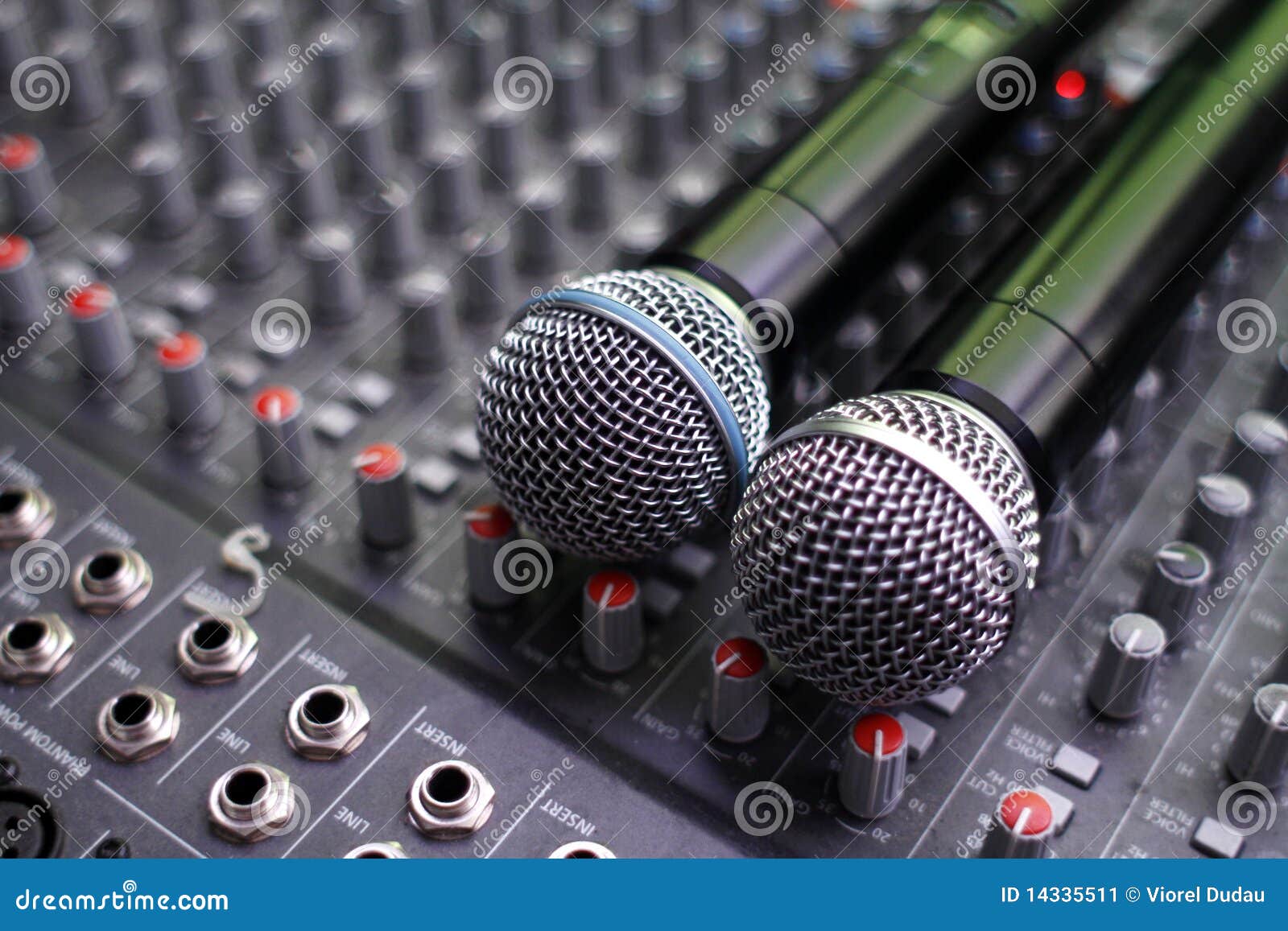 Het Mengen Van Studio Met Microfoons Stock Afbeelding - Image of fader ...