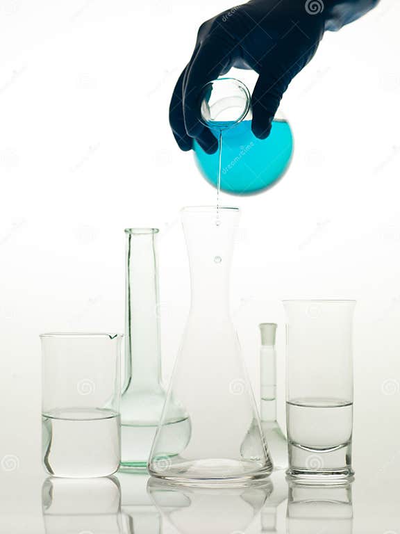 Het Mengen Van Substanties in Het Laboratorium Stock Foto - Image of ...