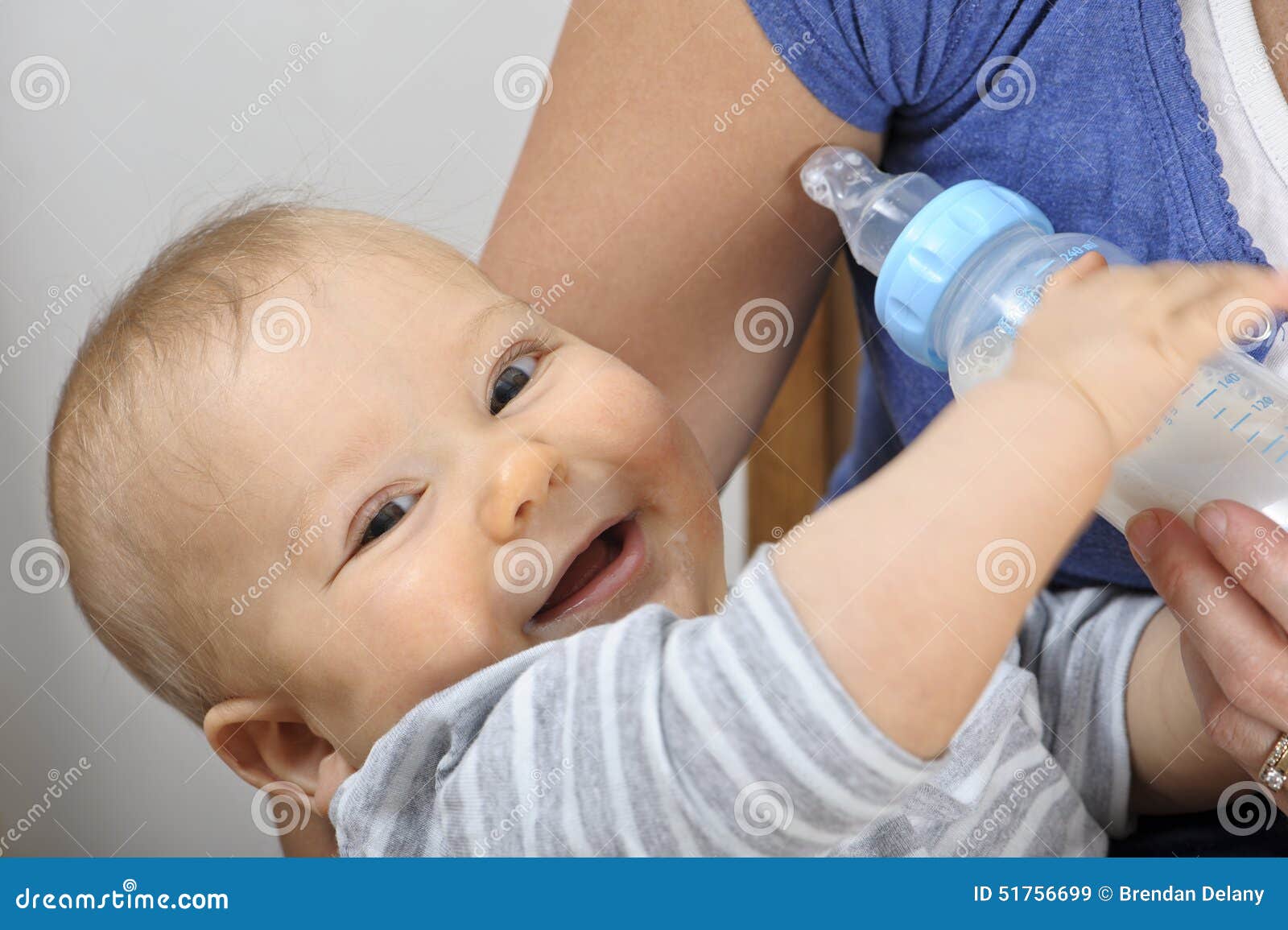 Het Met De Fles Grootbrengen Van De Baby Stock Afbeelding - Image of ...