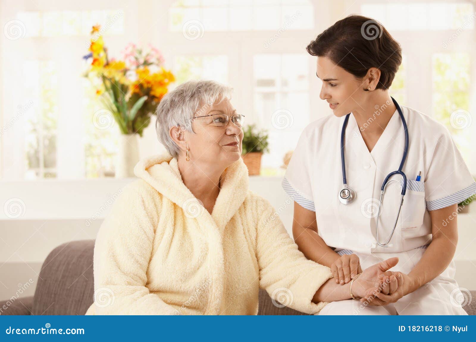 Het Meten Van Hartslag Op Pols Stock Foto - Image of ...