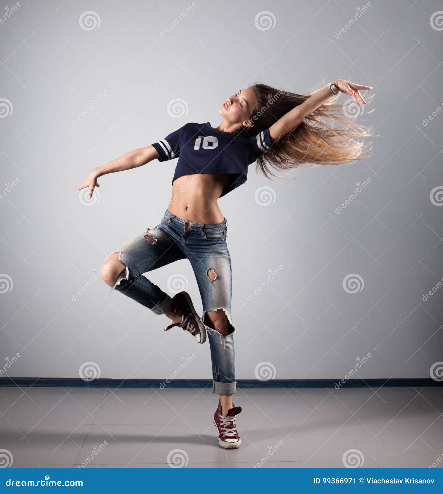 Het Moderne Jonge Mooie Danser Stellen Op Een Studioachtergrond Stock ...